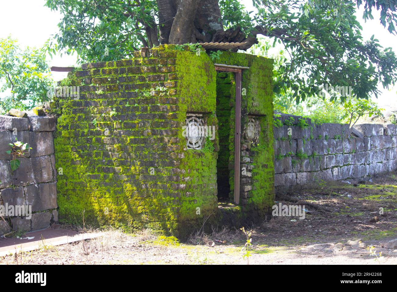 Abandoned temple stone fort hi-res stock photography and images - Alamy