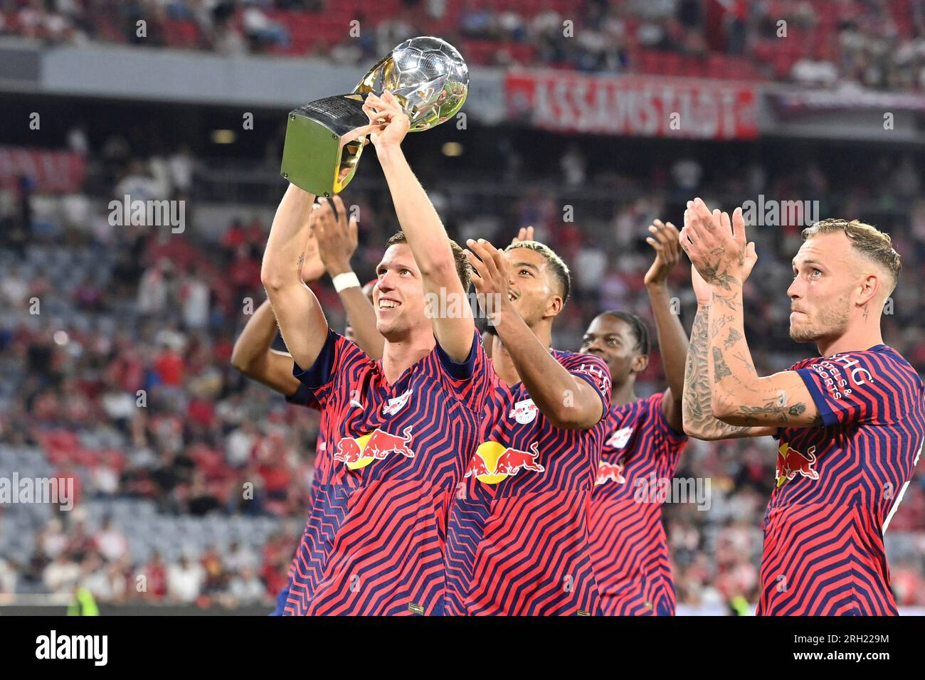 From left: Dani OLMO (Leipzig), with cup, cup, trophy, Benjamin ...