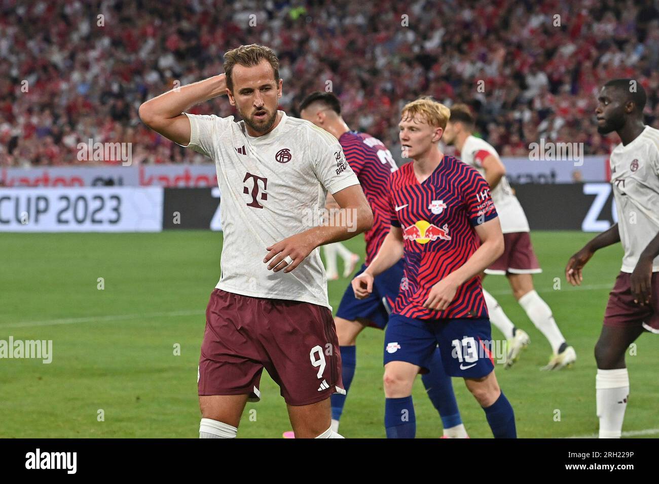 Harry KANE (FC Bayern Munich), skeptical, gesture, action, re: Nicolas SEIWALD (L). Football DFL ...