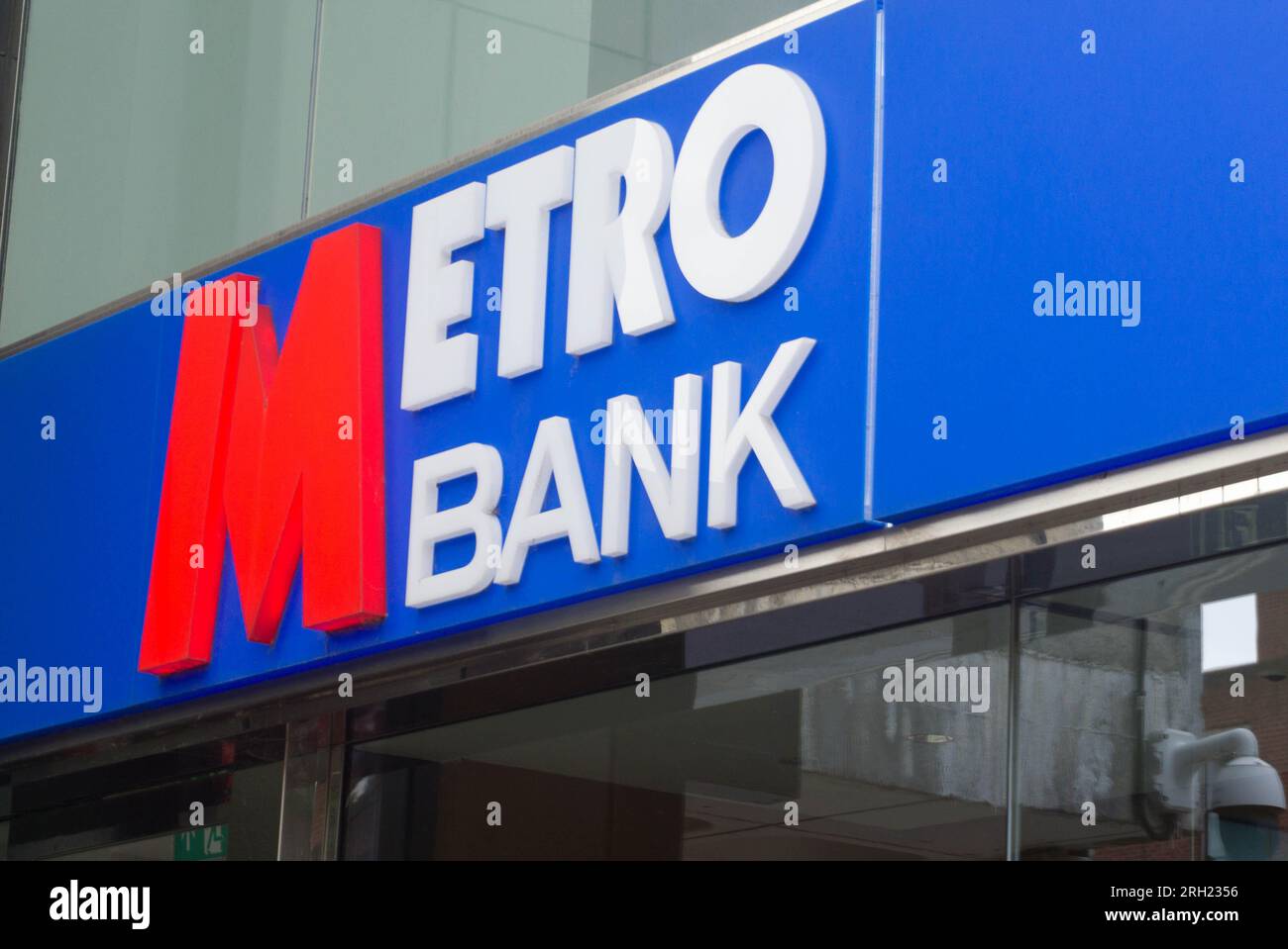 Metro Bank branch in Hammersmith, London, UK Stock Photo - Alamy