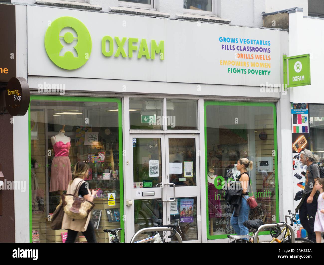 Oxfam charity shop front hi-res stock photography and images - Alamy Oxfam charity shop front hi-res stock photography and images - Alamy