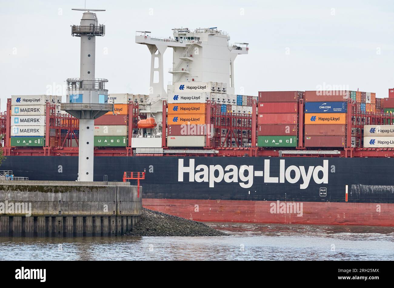 Hamburg, Germany. 13th Aug, 2023. A container ship marked "Hapag-Lloyd ...