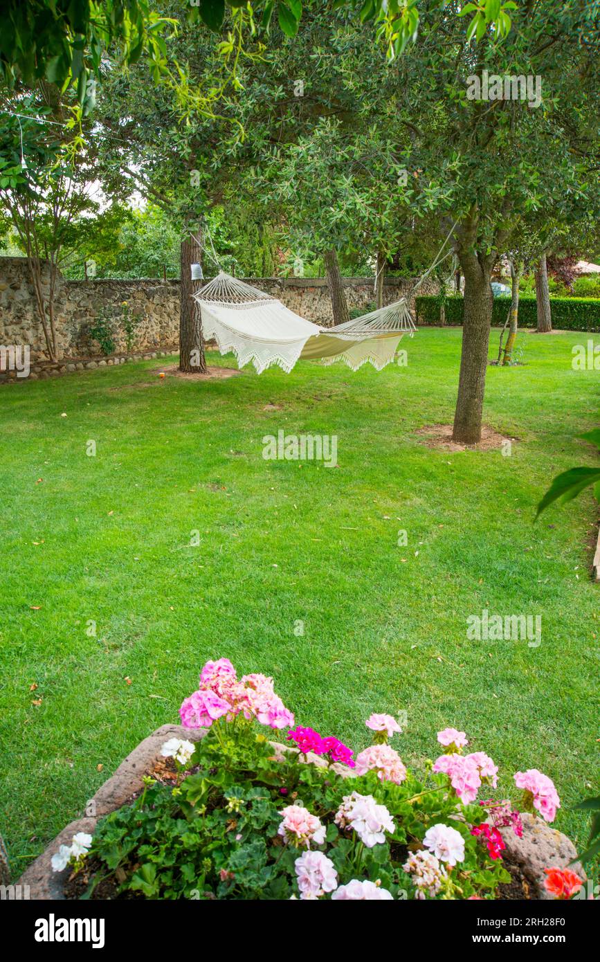 Swing in a garden. Hamaca en un jardin Stock Photo - Alamy