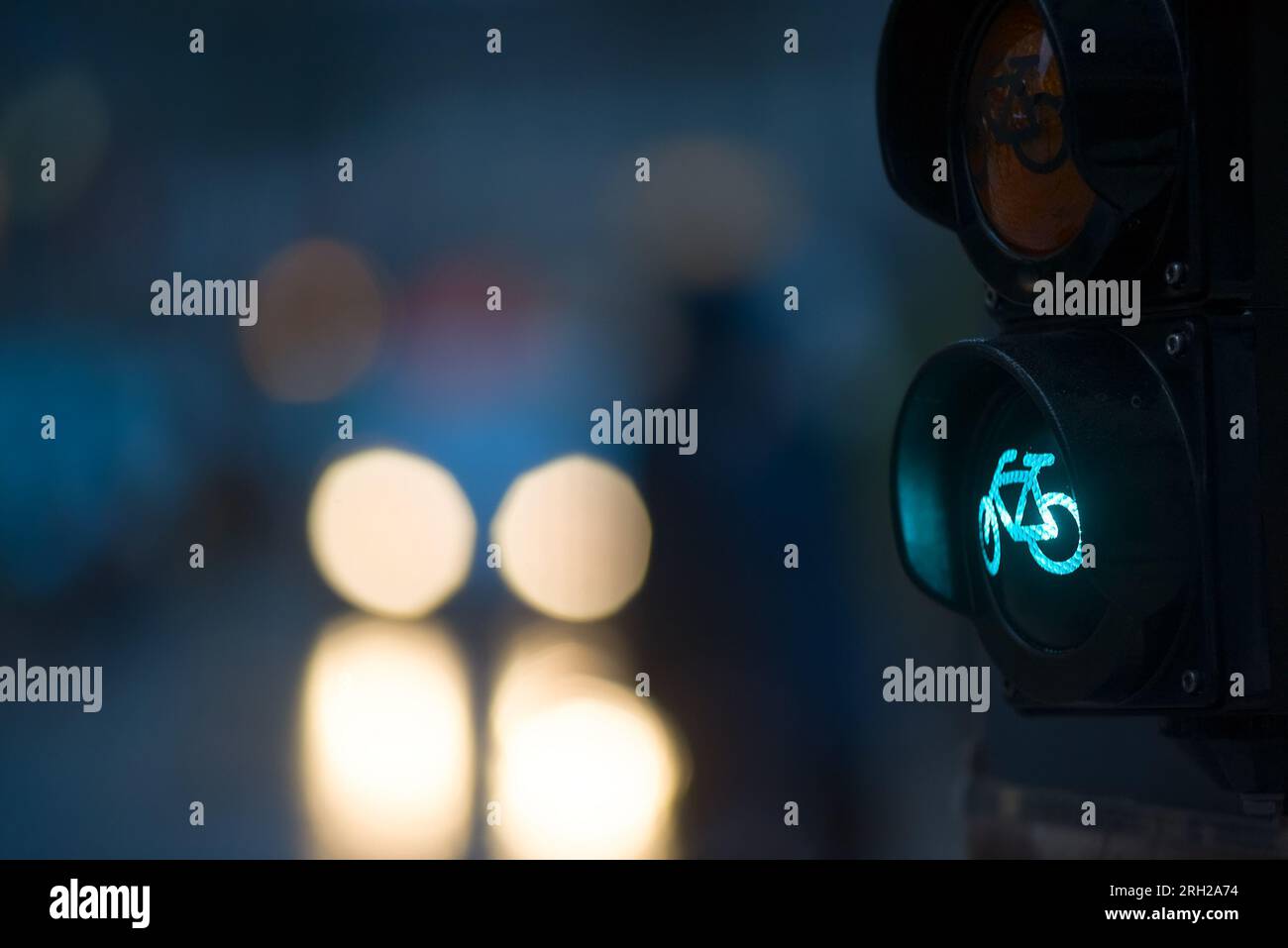 Traffic lights on the night street Stock Photo - Alamy