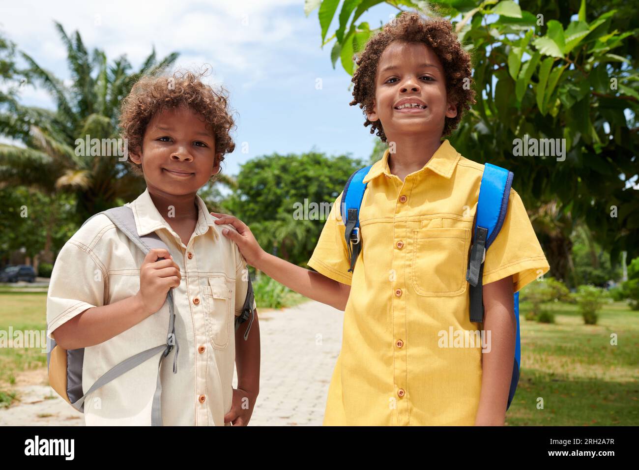 Group happy kids park hi-res stock photography and images - Alamy