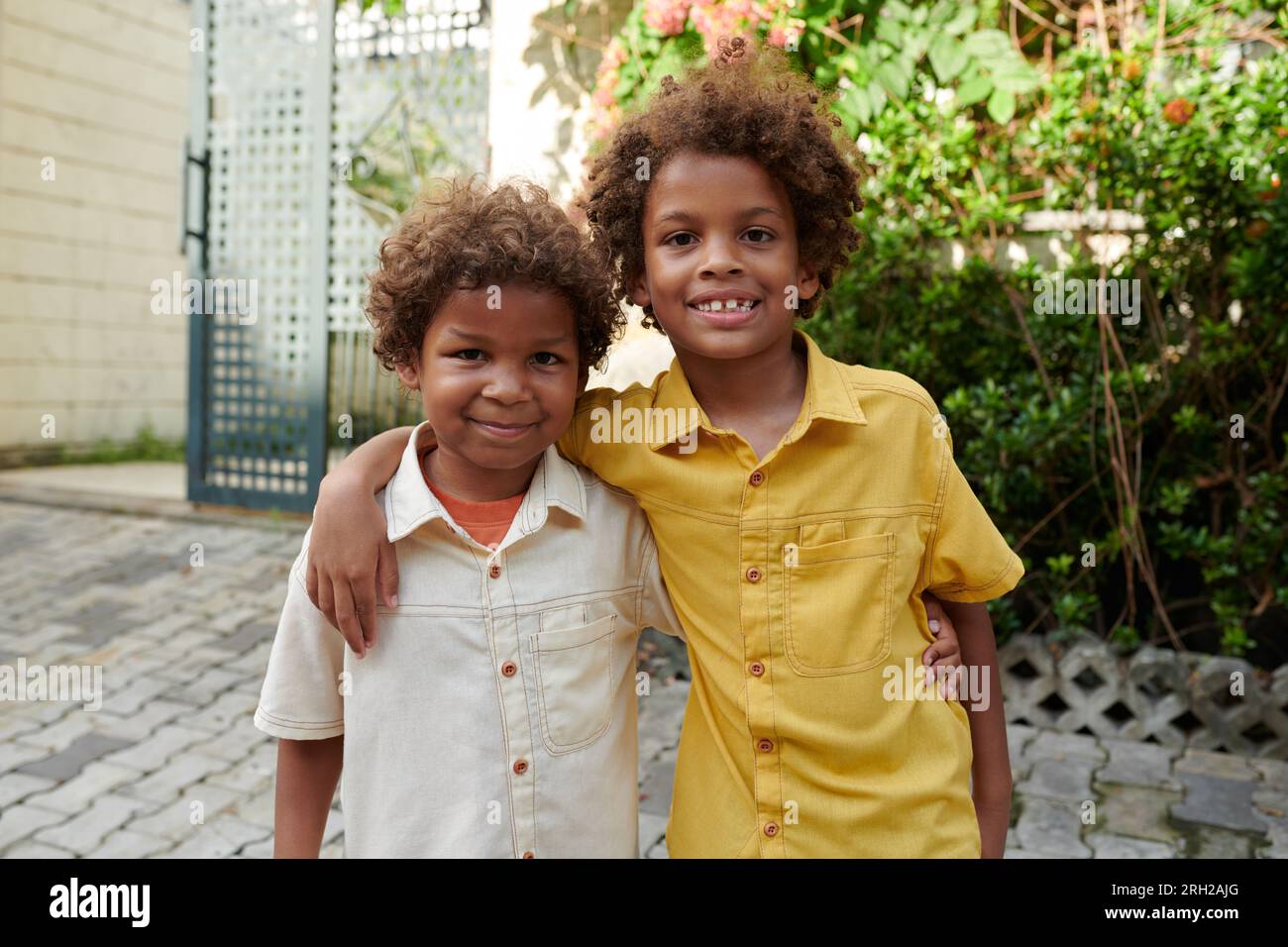 Portrait two brothers standing back hi-res stock photography and images ...