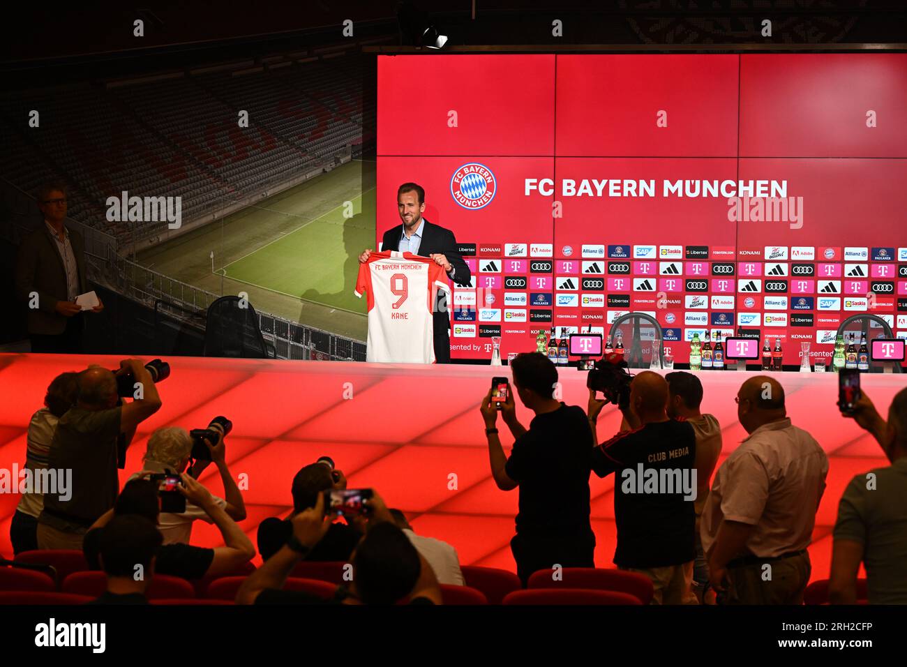 Munich, Germany. 13th Aug, 2023. Bayern Munich presents English striker ...
