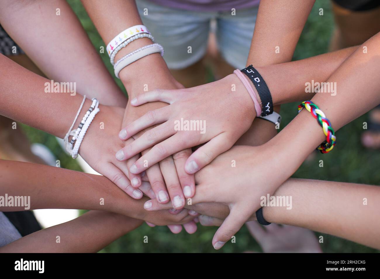 Kids holding hands in a circle hi-res stock photography and images - Alamy