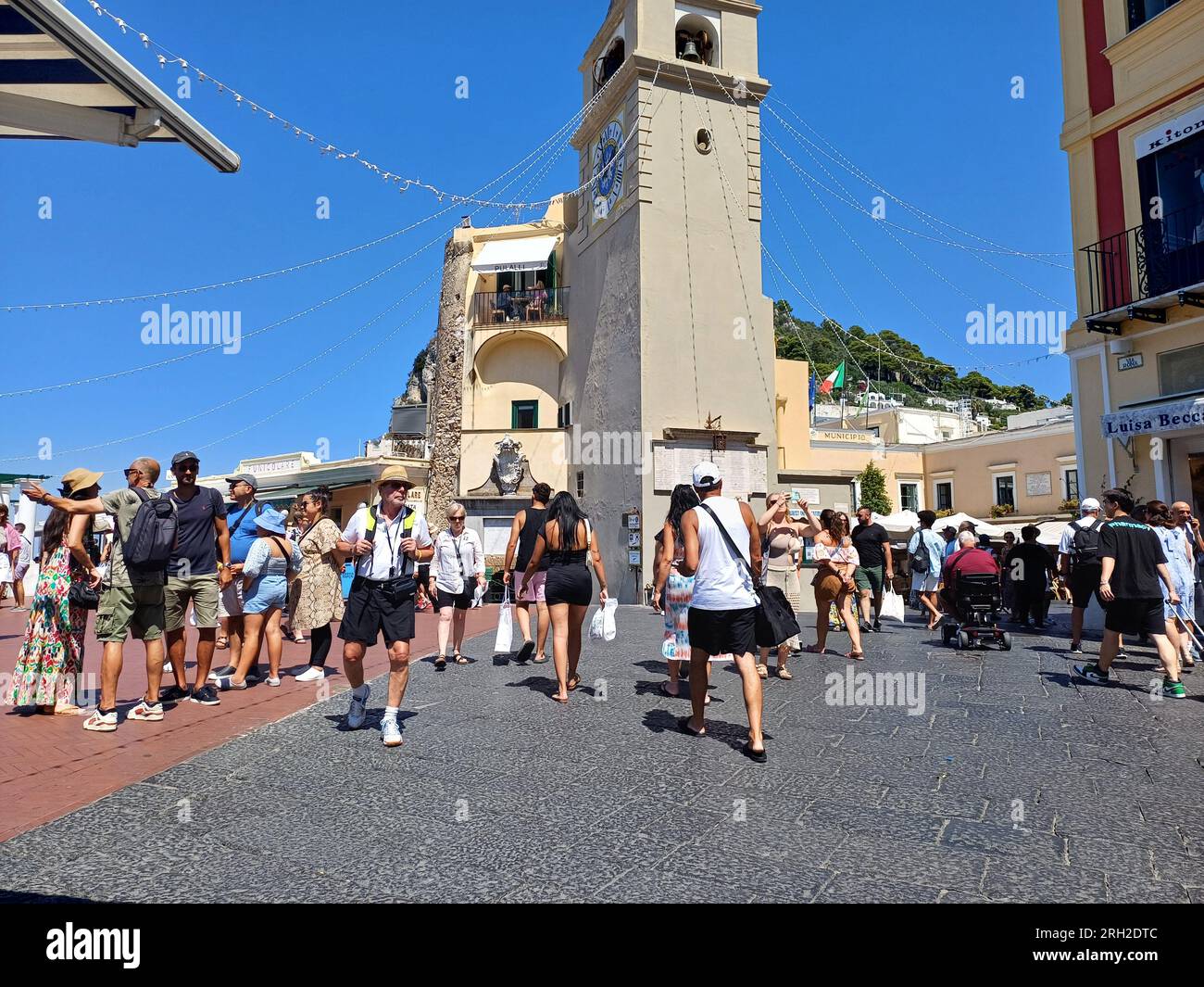 Estate: turisti nelle strade di isola di Capri (Italia Stock Photo - Alamy