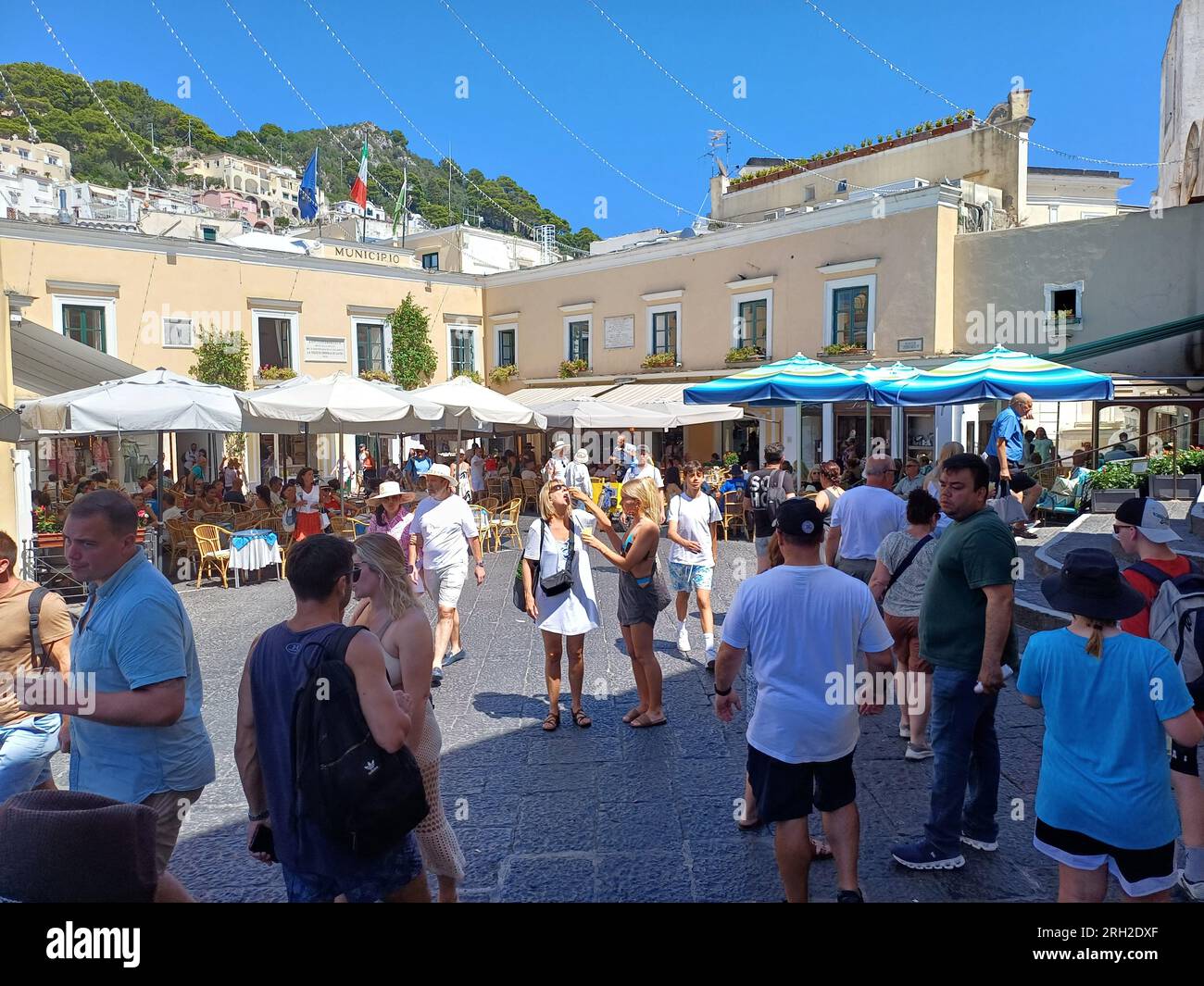 Estate: turisti nelle strade di isola di Capri (Italia Stock Photo - Alamy