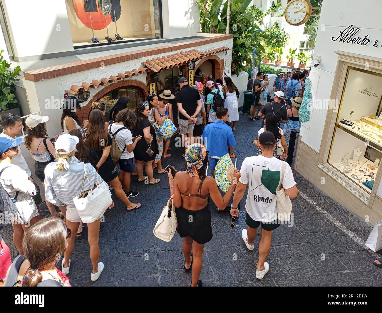 Estate: turisti nelle strade di isola di Capri (Italia Stock Photo - Alamy