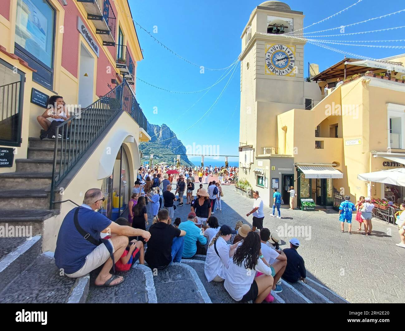 Estate: turisti nelle strade di isola di Capri (Italia Stock Photo - Alamy