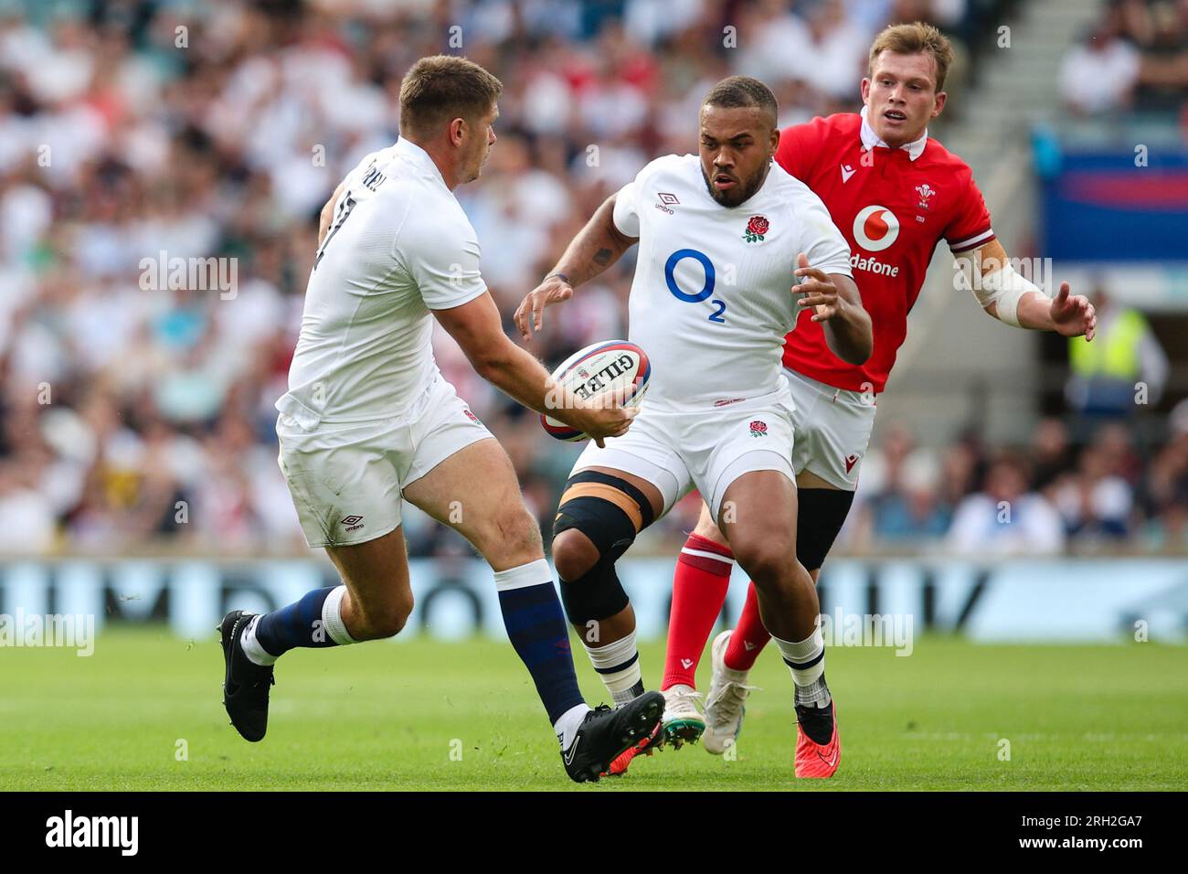 LONDON, UK - 12th Aug 2023: Owen Farrell of England passes to Ollie Lawrence of England during ...