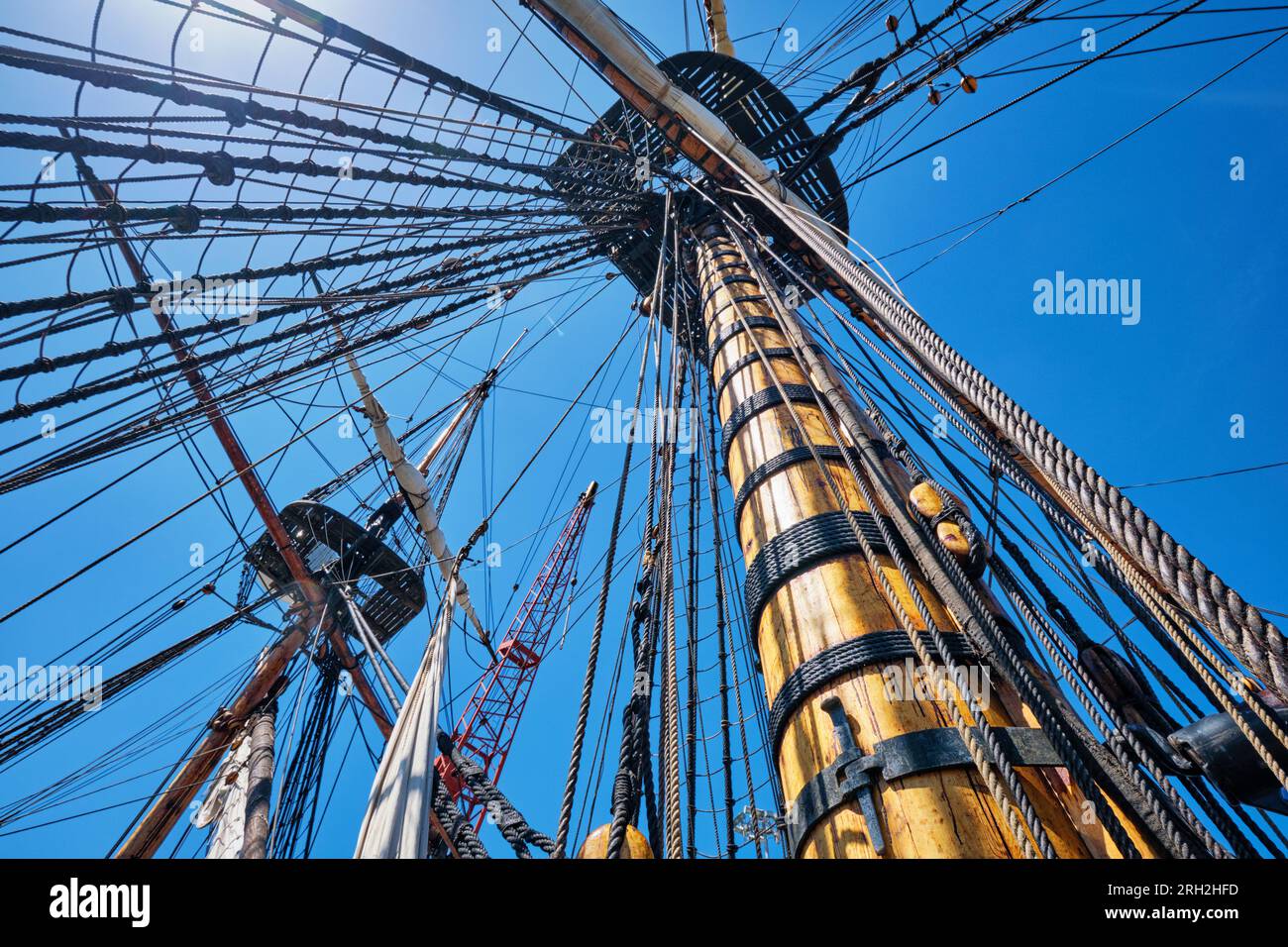 Shroud sailing hi-res stock photography and images - Alamy