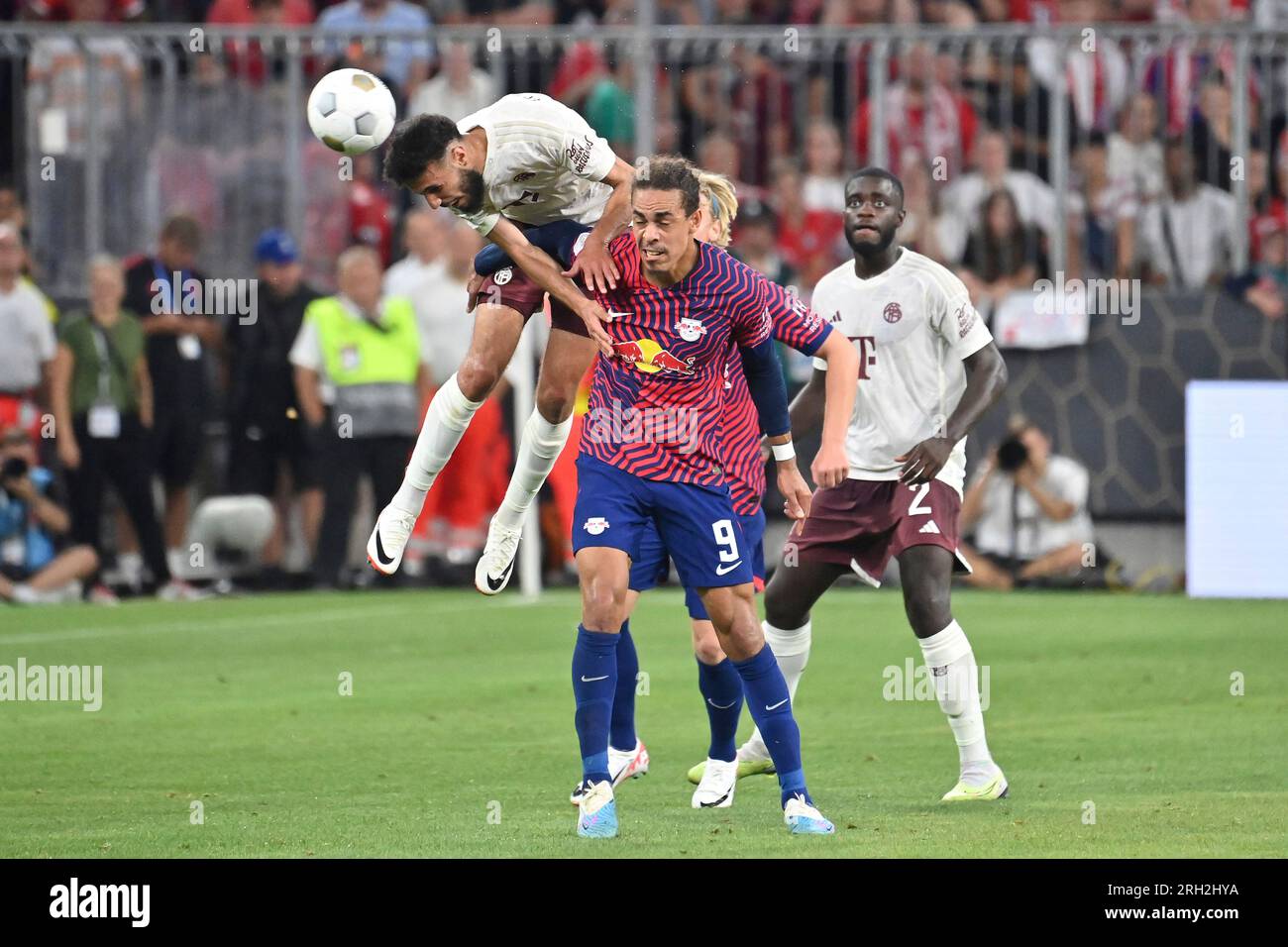 Noussair Mazraoui (FC Bayern Munich), action, duels versus Yussuf ...