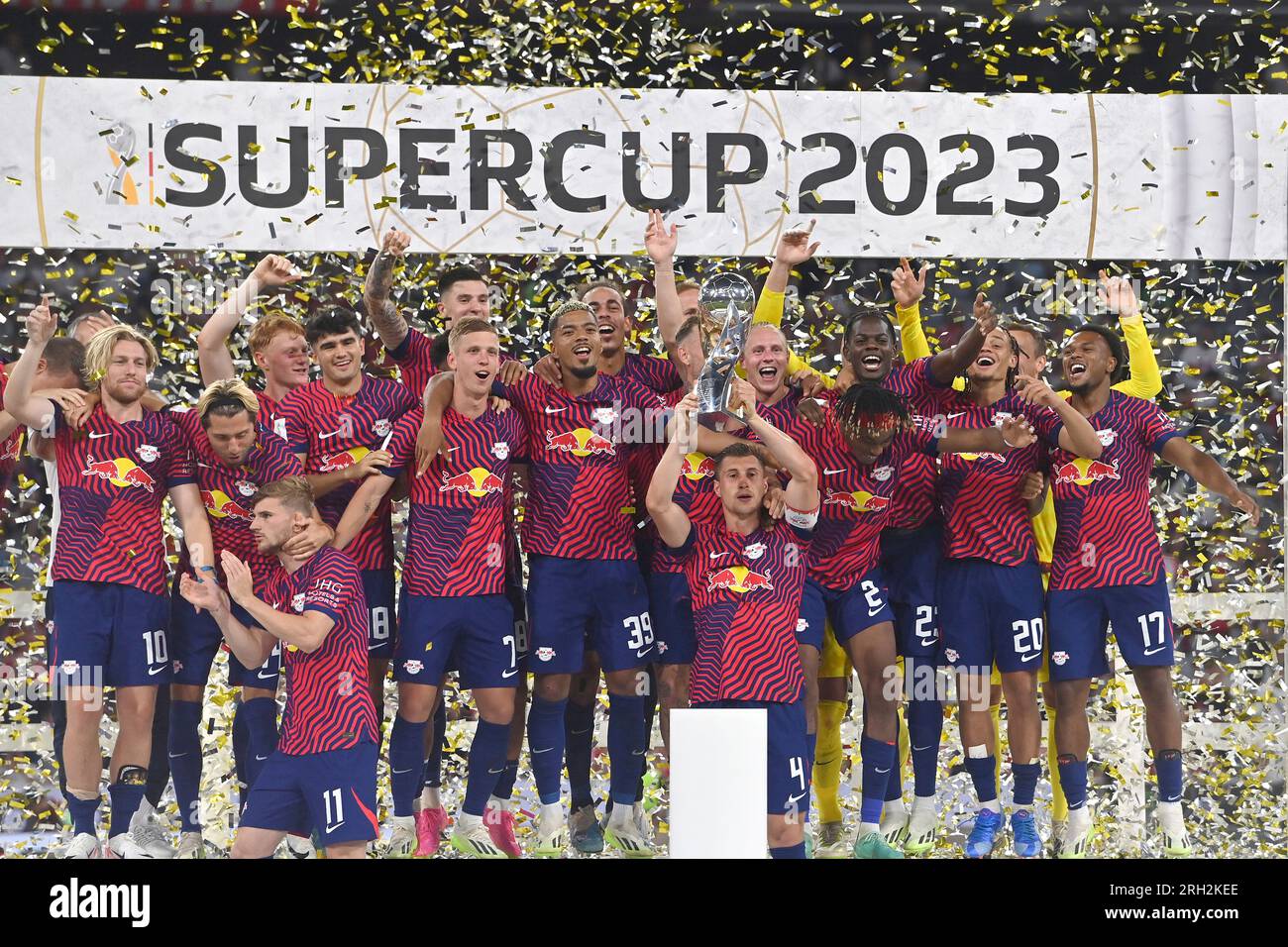 Team photo, team, team photo, award ceremony, Willi ORBAN (L) with cup, cup, trophy Soccer DFL ...
