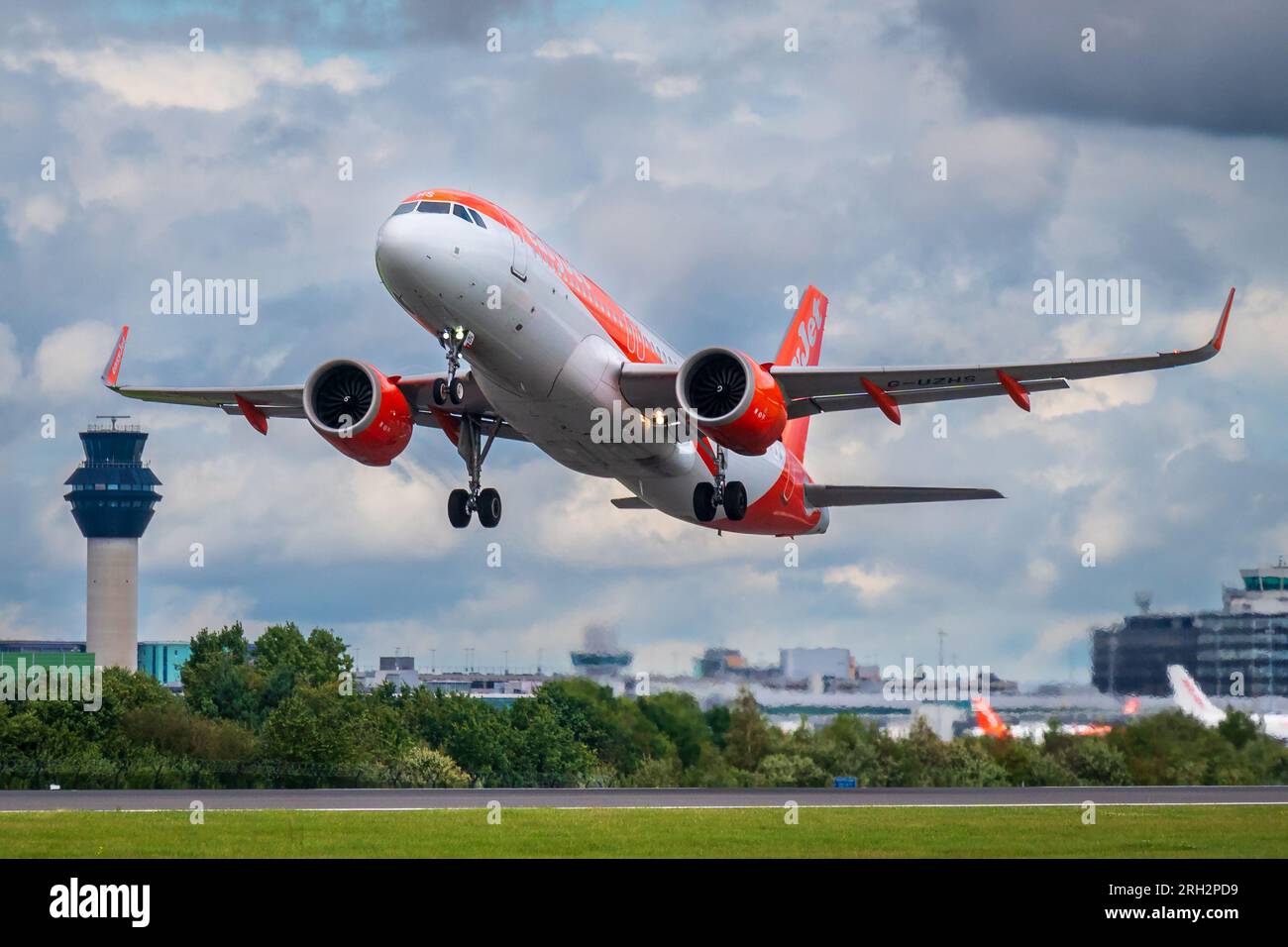 Easyjet Airbus A320-251N with Manchester airport behind Stock Photo - Alamy