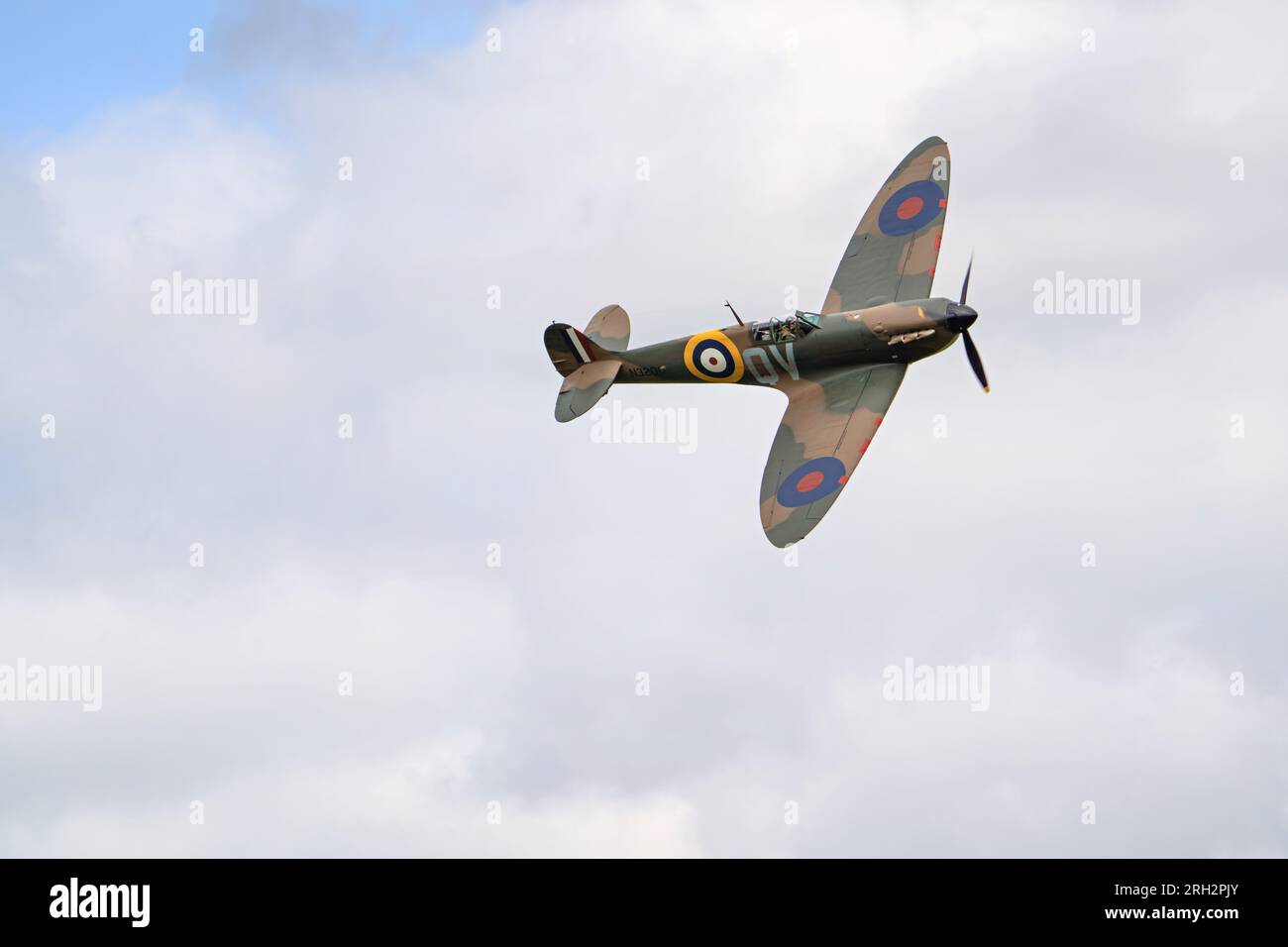 Supermarine Spitfire N3200 displays at the Shuttleworth Collection ...