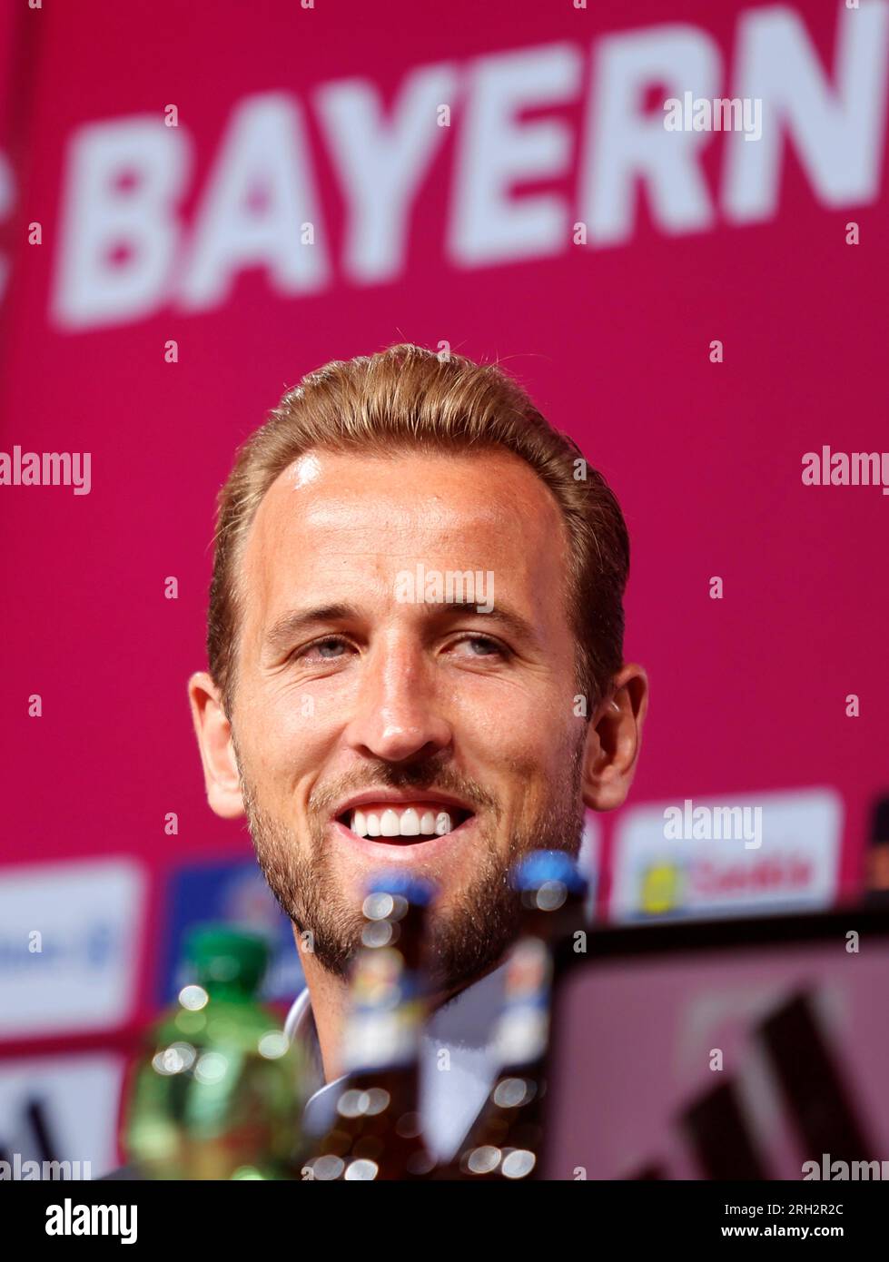 Harry kane bayern signing hi-res stock photography and images - Alamy