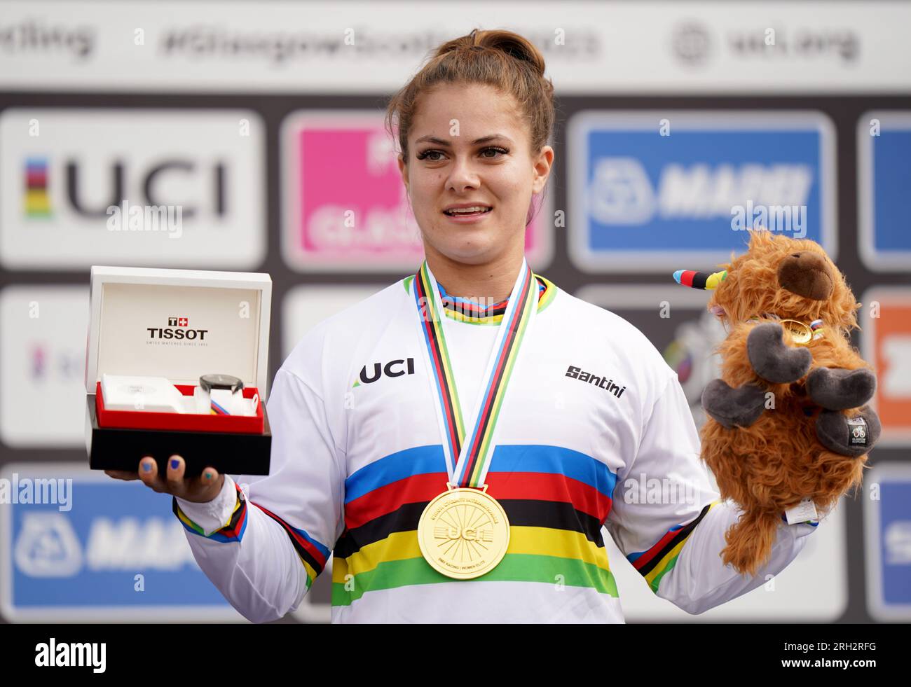 Great Britain's Bethany Shriever poses with her gold medal after ...
