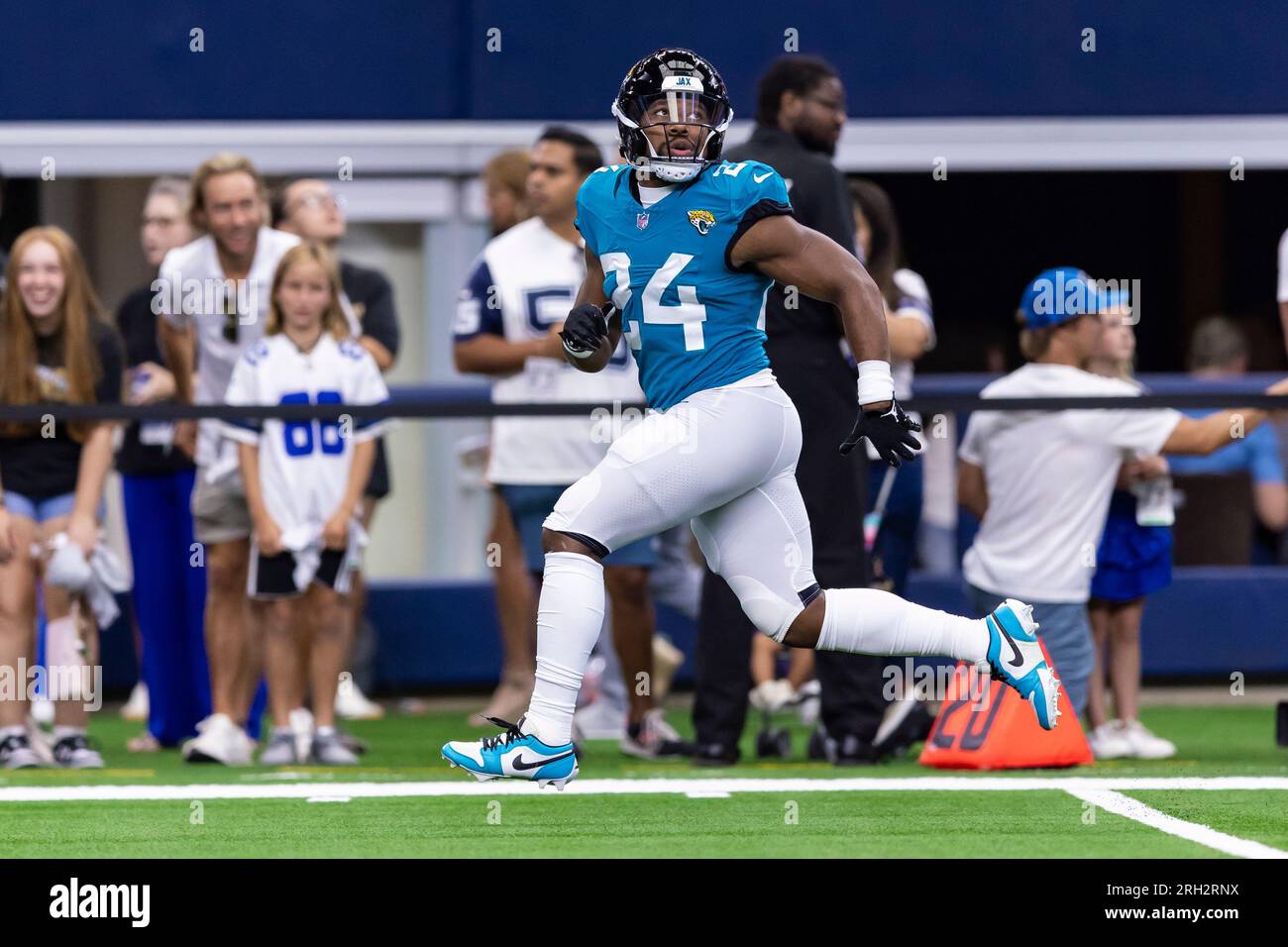 Jacksonville Jaguars running back Snoop Conner (24) runs to catch a ...