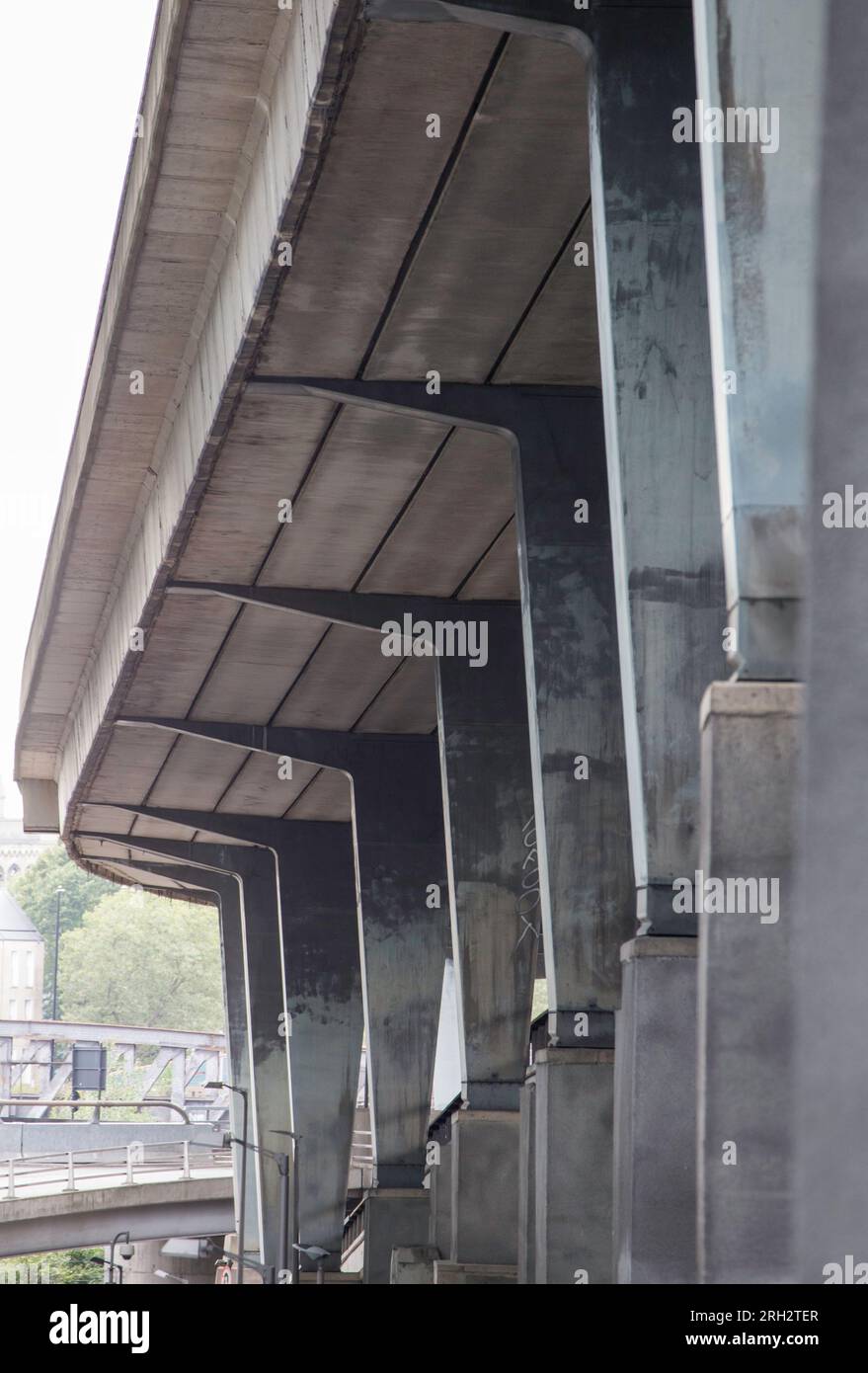 Details of the concrete pillars of the Paddington Basin Flyover, West ...