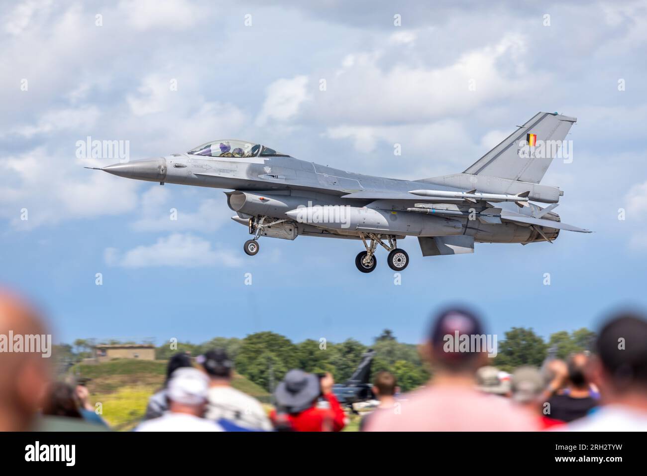 Belgium Air Force - General Dynamics F-16AM Fighting Falcon, arriving ...