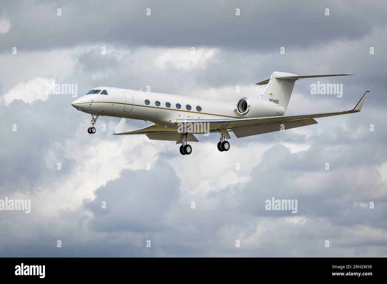 Gulfstream G550, on final approach to land at RAF Fairford to take part ...