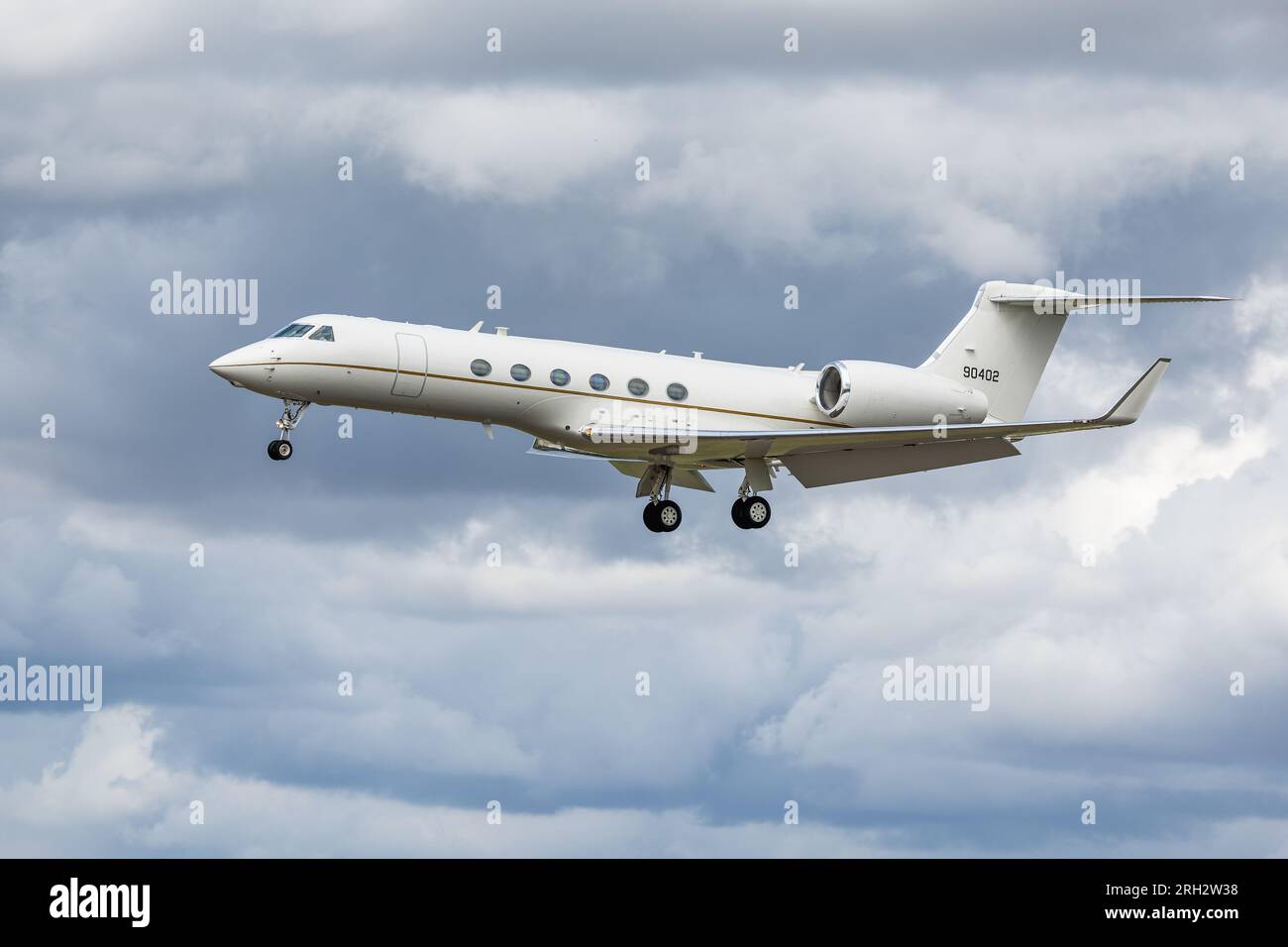 Gulfstream G550, on final approach to land at RAF Fairford to take part ...