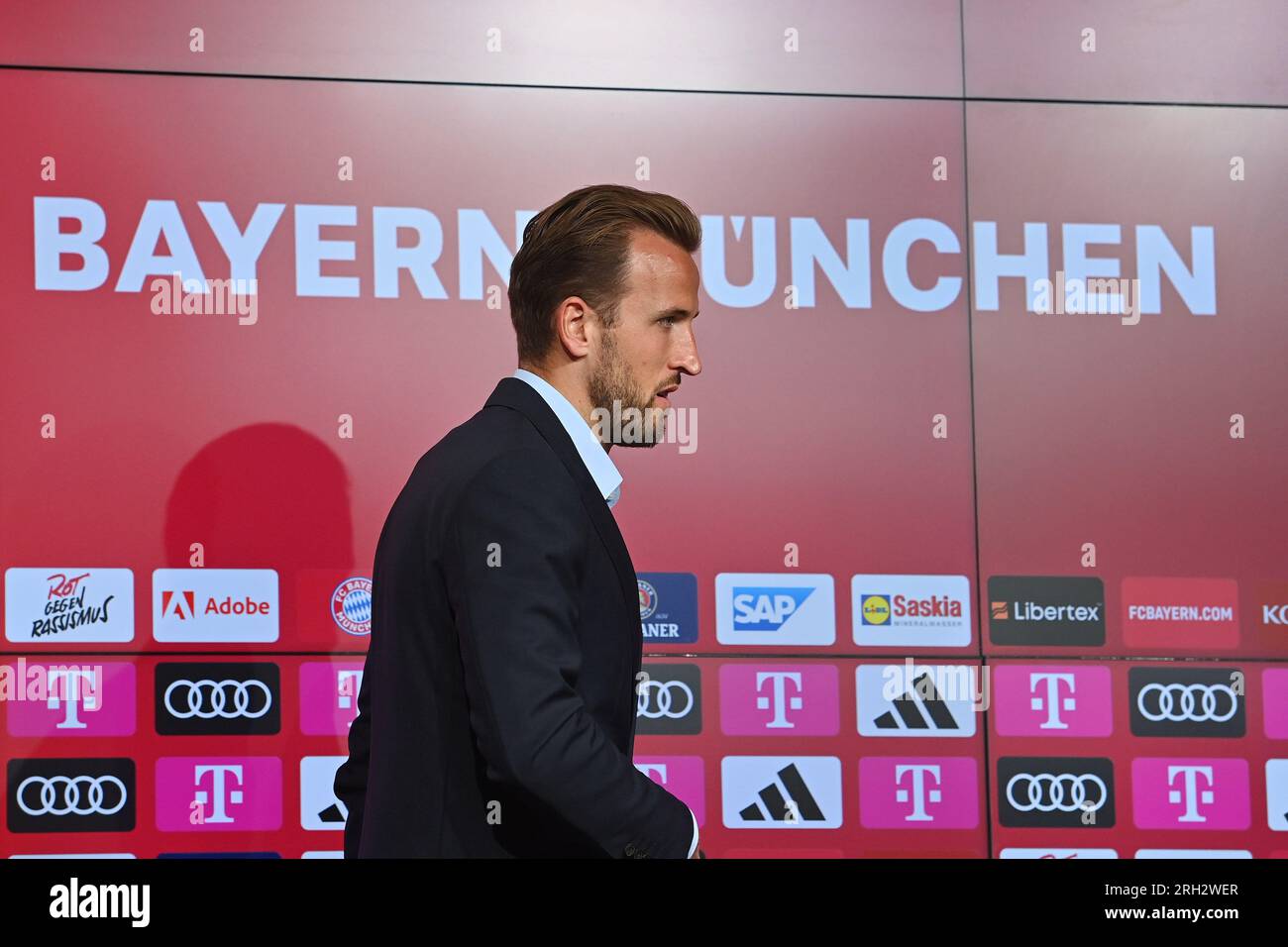 Harry kane bayern signing hi-res stock photography and images - Alamy