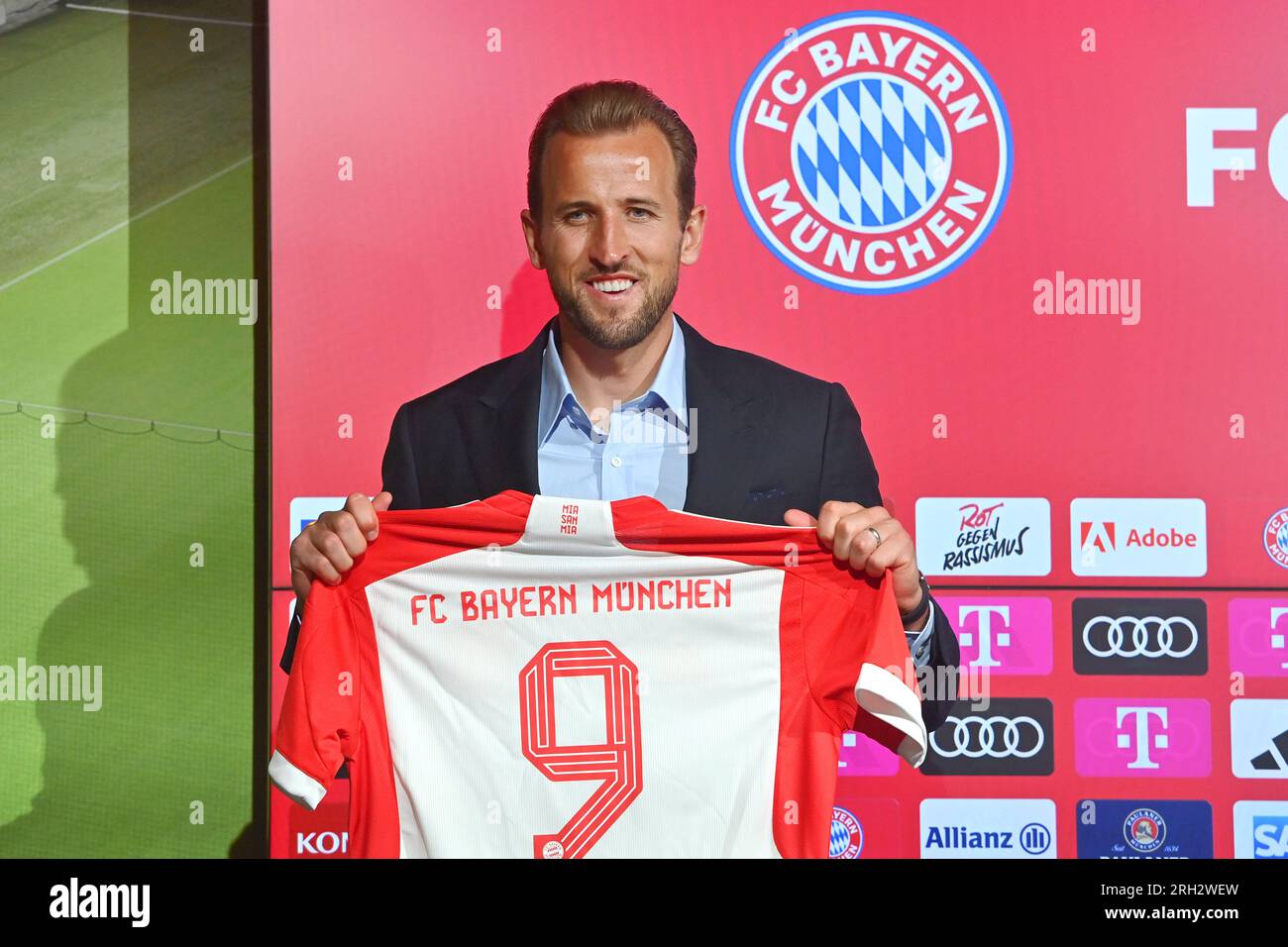 Harry kane bayern signing hi-res stock photography and images - Alamy
