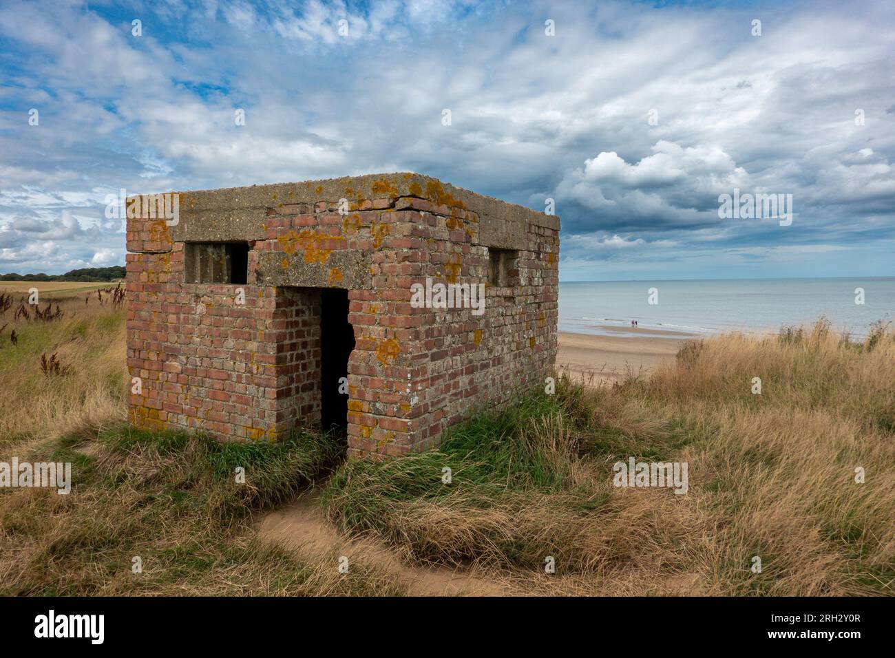 Happisburgh Pill box cliff edge Stock Photo - Alamy