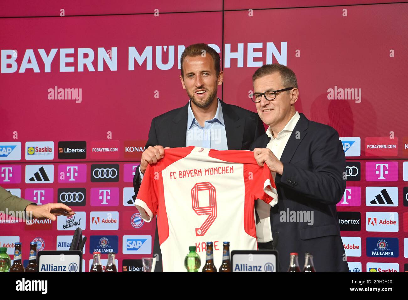 Harry kane bayern signing hi-res stock photography and images - Alamy