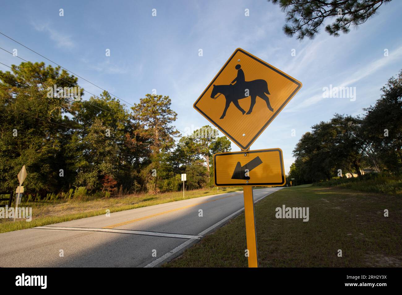 Horse warning sign hi-res stock photography and images - Alamy