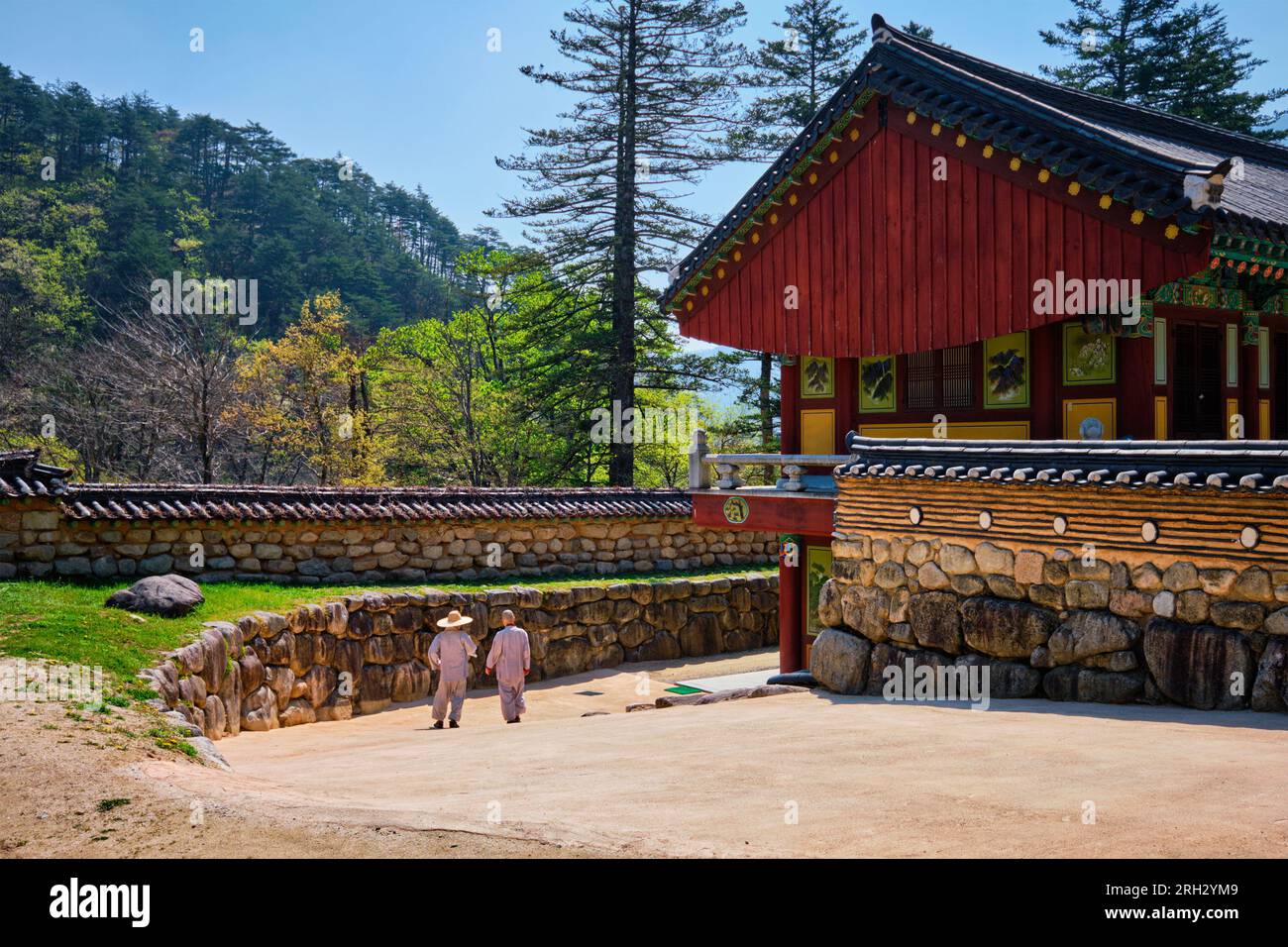 Sinheungsa temple in Seoraksan National Park, Seoraksan, South Korea ...