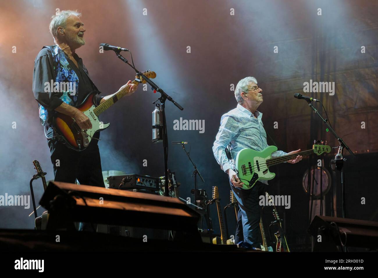 Richard 'Rick' Fenn and Graham Gouldman of 10cc performing at Fairports ...