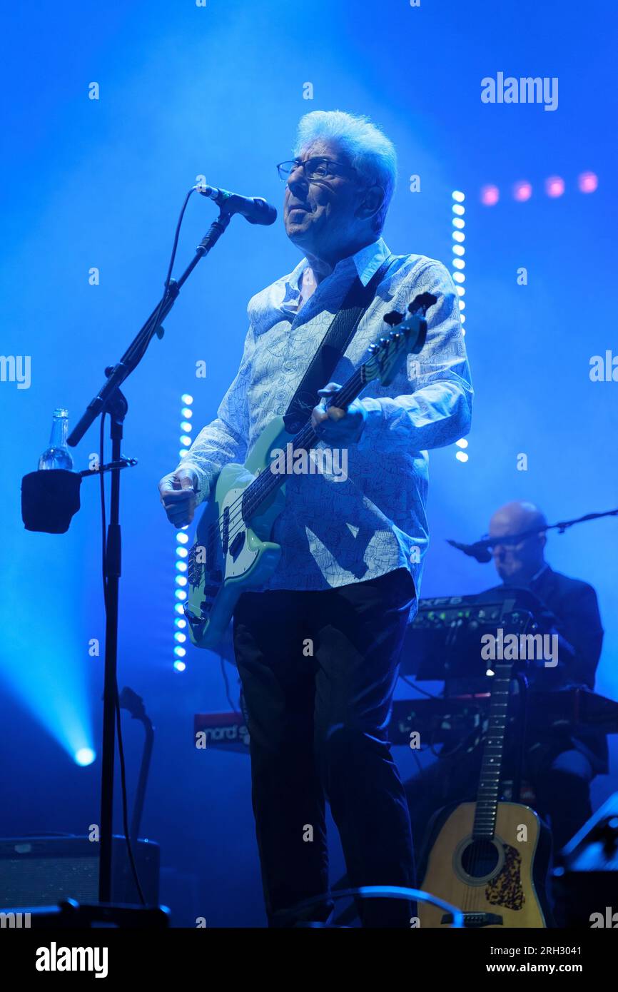 Graham Gouldman of 10cc performing at Fairports Cropredy Convention ...