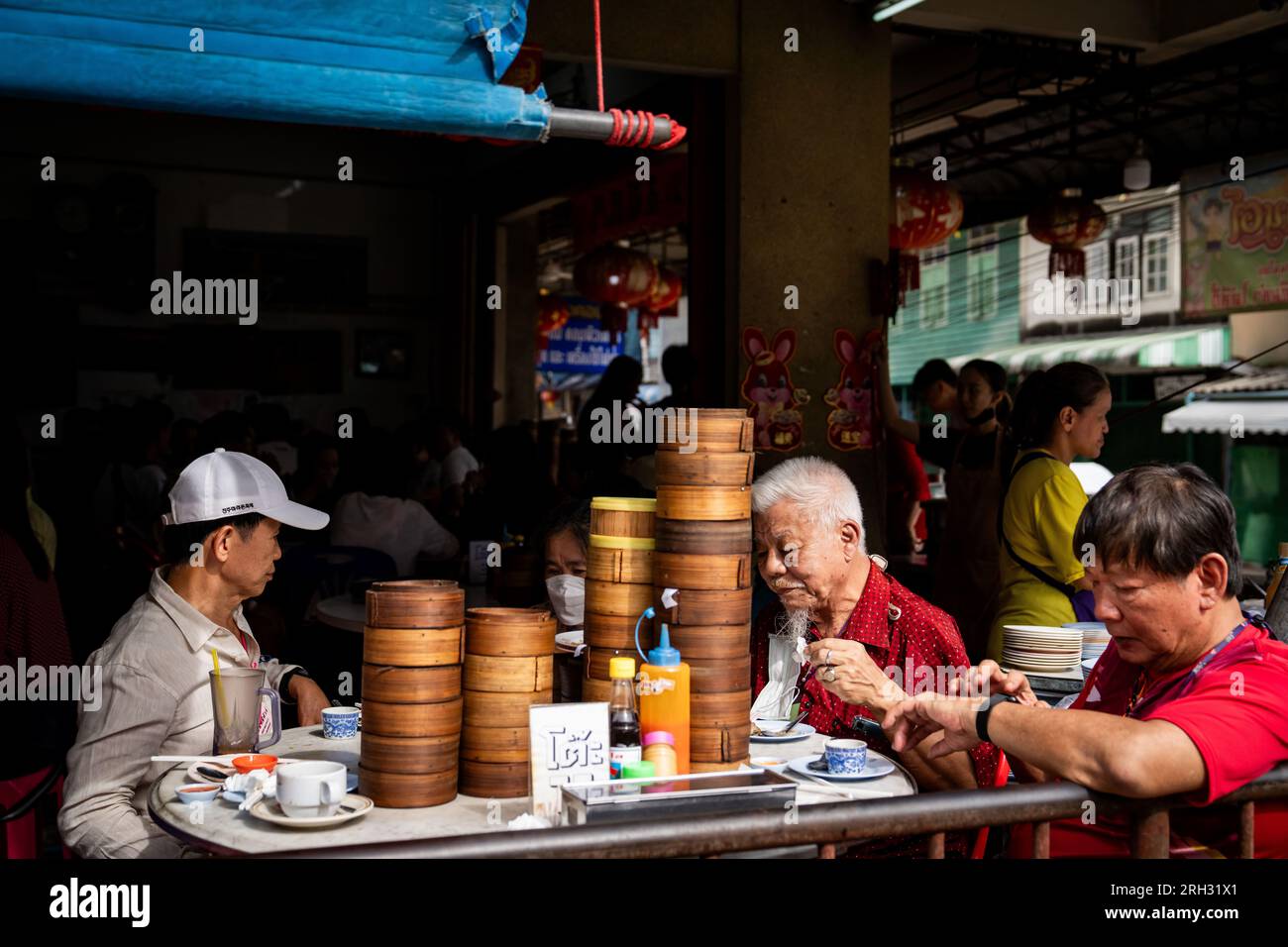 People eating dim sum on the street in the early morning. Daily life in ...