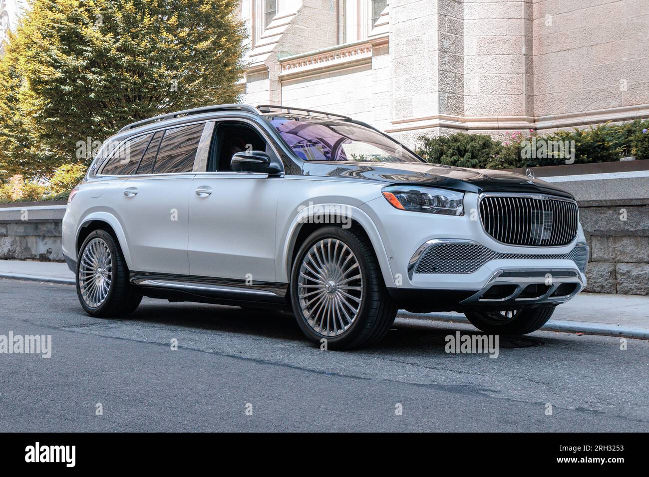 Mercedes maybach gls hi-res stock photography and images - Alamy