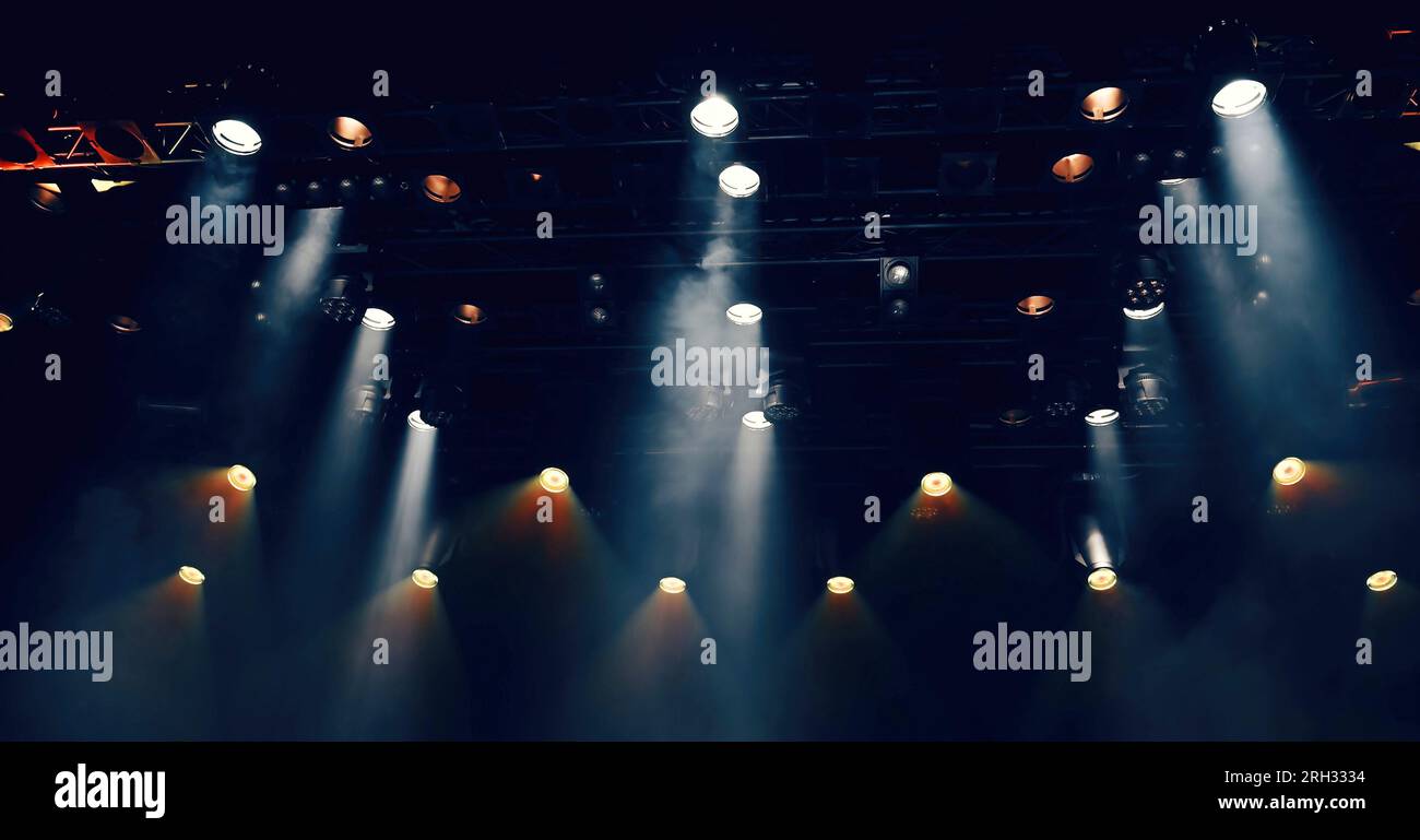 Dynamic stage presence hi-res stock photography and images - Alamy