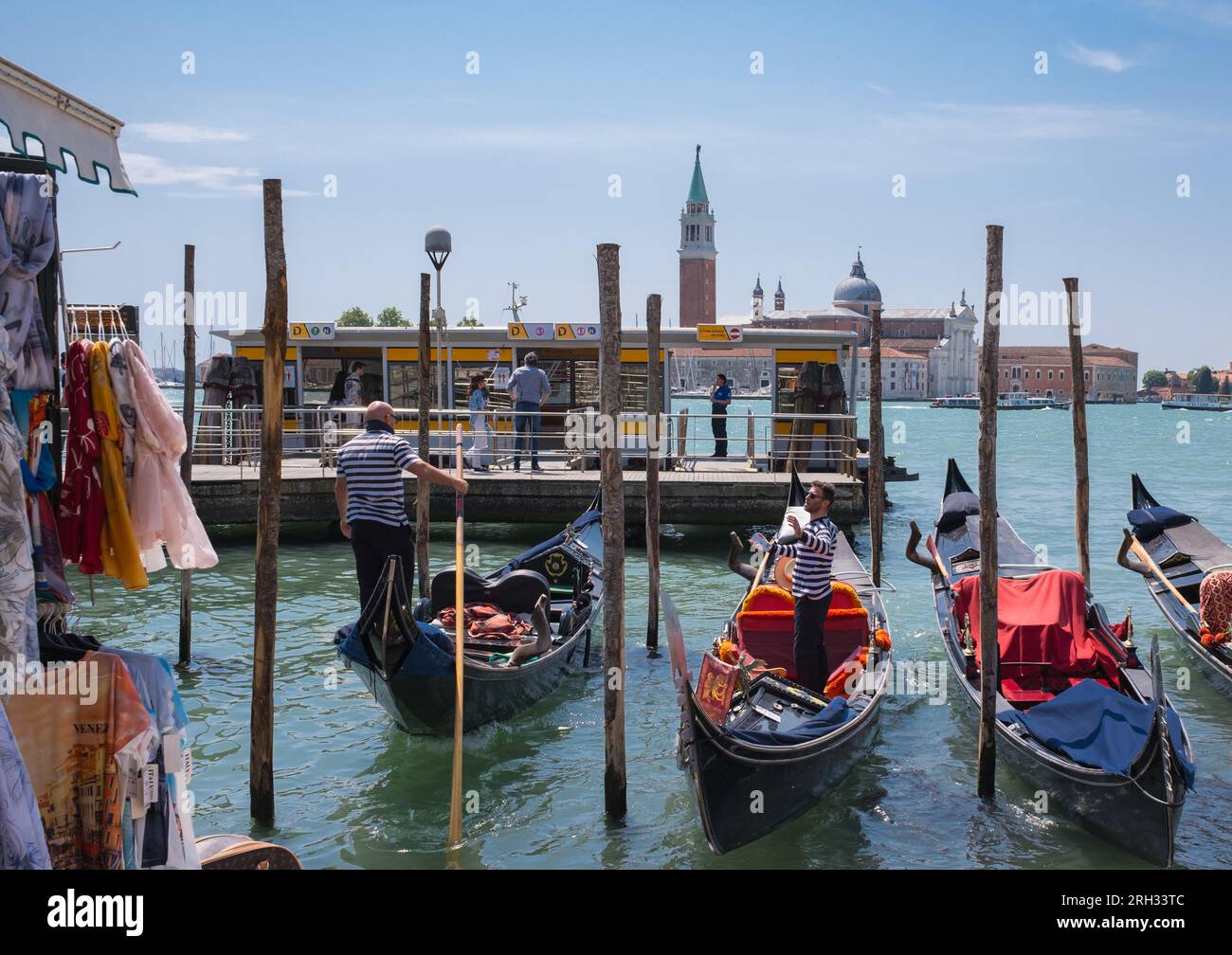 Venice gondola stop hi-res stock photography and images - Alamy