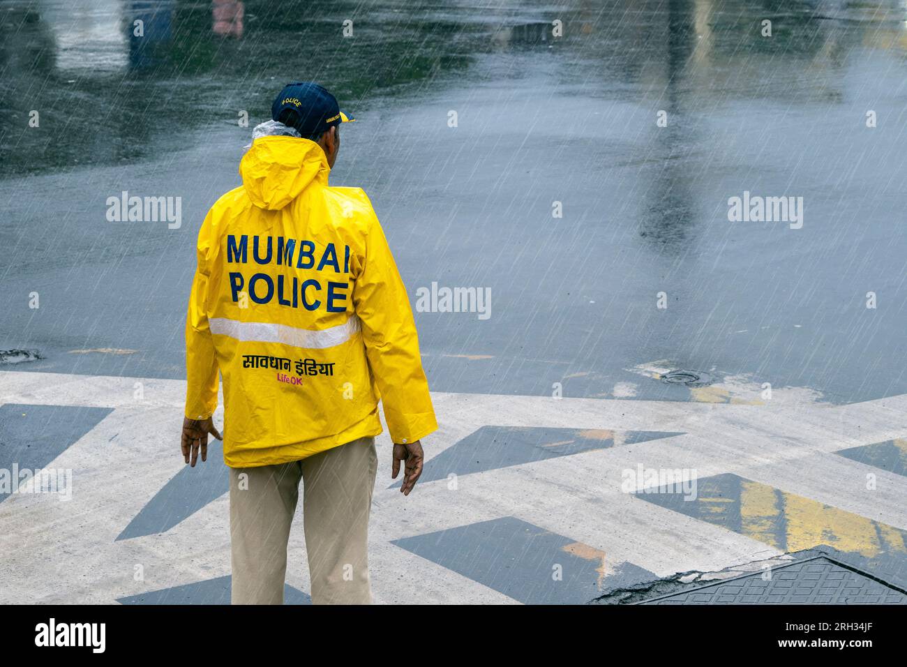 Mumbai traffic police officer hi-res stock photography and images - Alamy