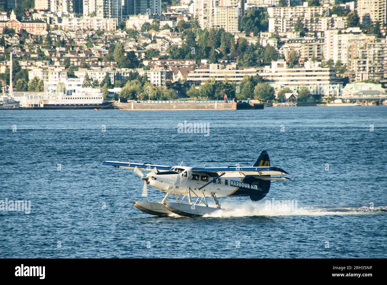 A seaplane comes in to land at Vancouver harbour in Canada Stock Photo ...