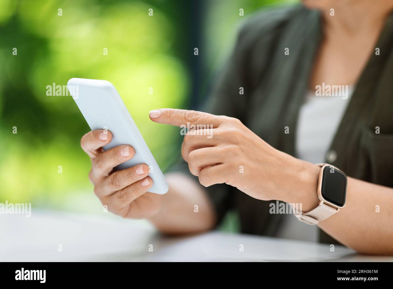 Person holding mobile cell hi-res stock photography and images - Alamy