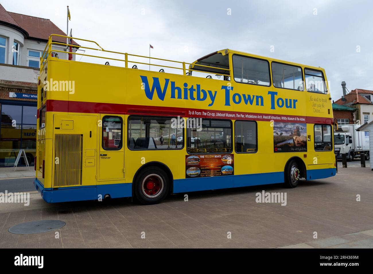 Whitby town tour bus north hi-res stock photography and images - Alamy