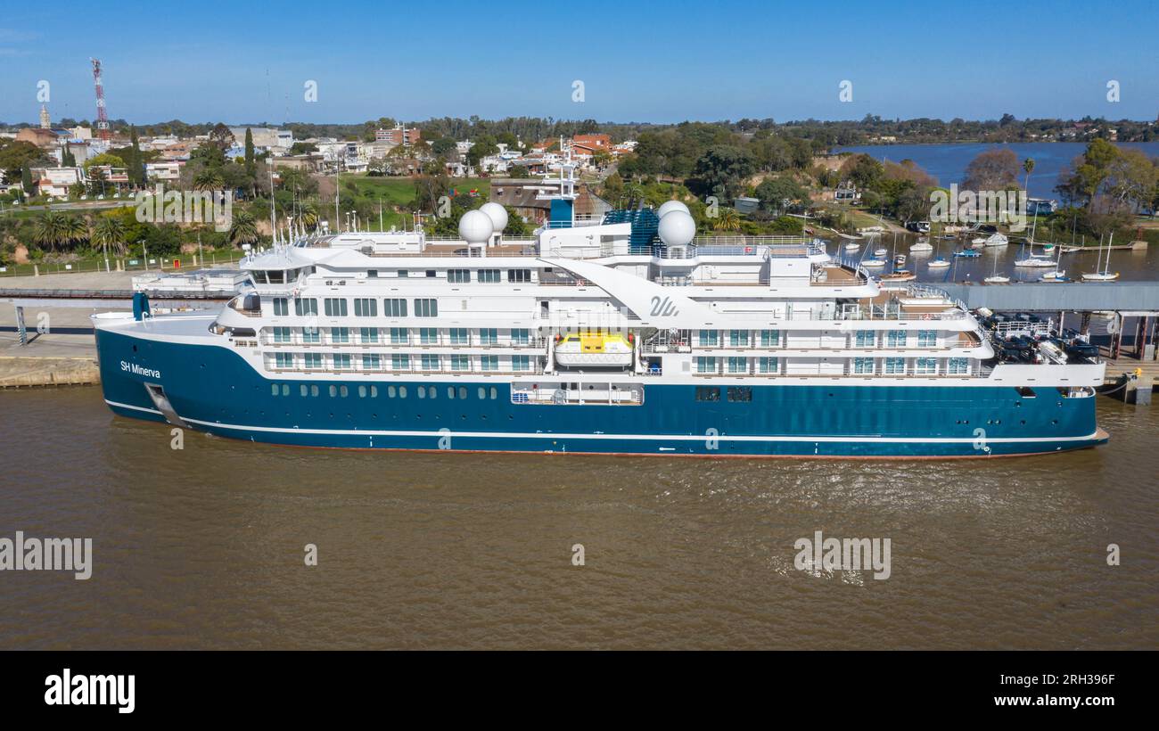 Side expedition cruise ship hi-res stock photography and images - Alamy