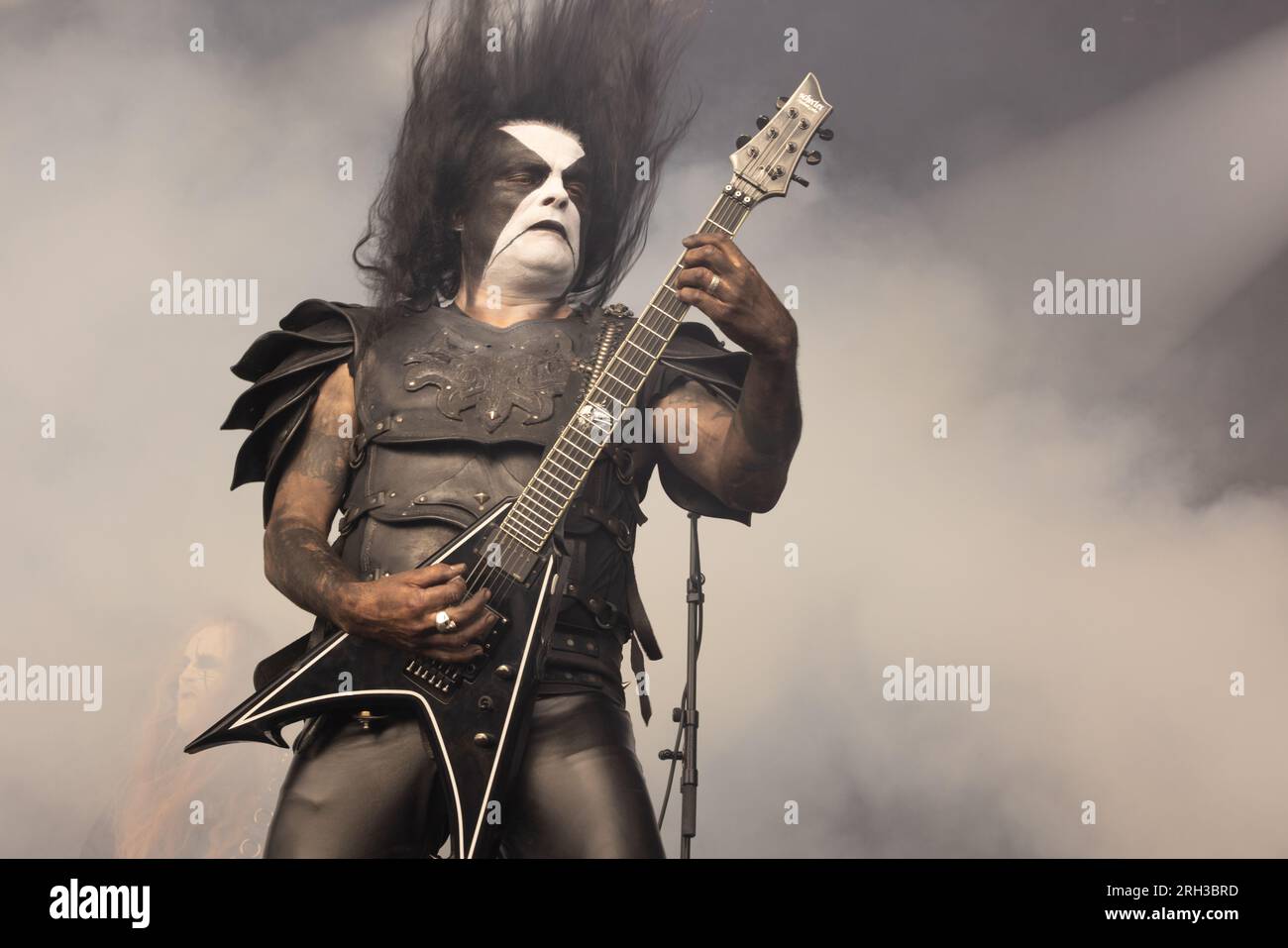 Metal 2 the masses hi-res stock photography and images - Alamy