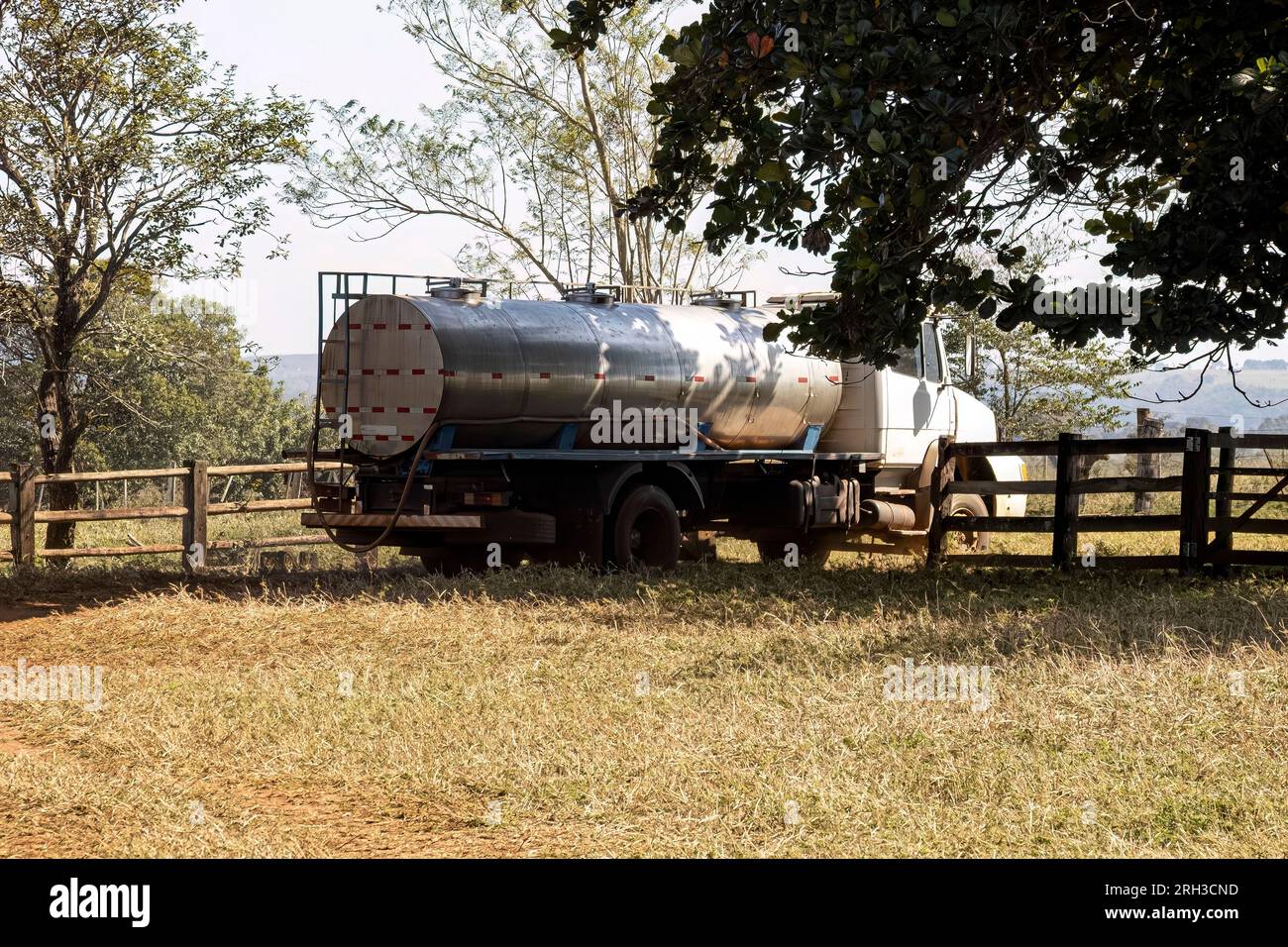 Milk tanker farm hi-res stock photography and images - Alamy