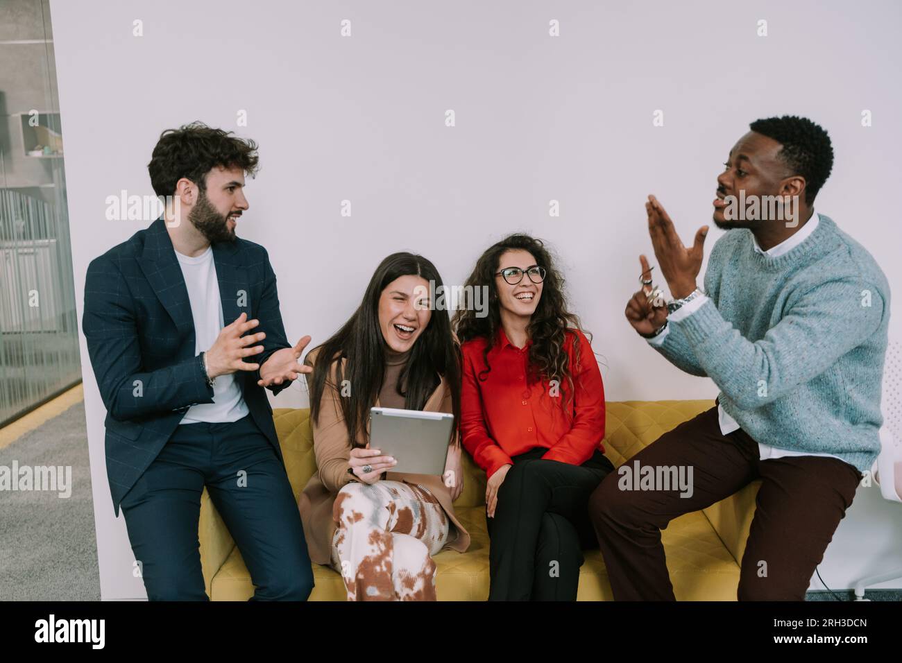 Coworkers burst out laughing hi-res stock photography and images - Alamy