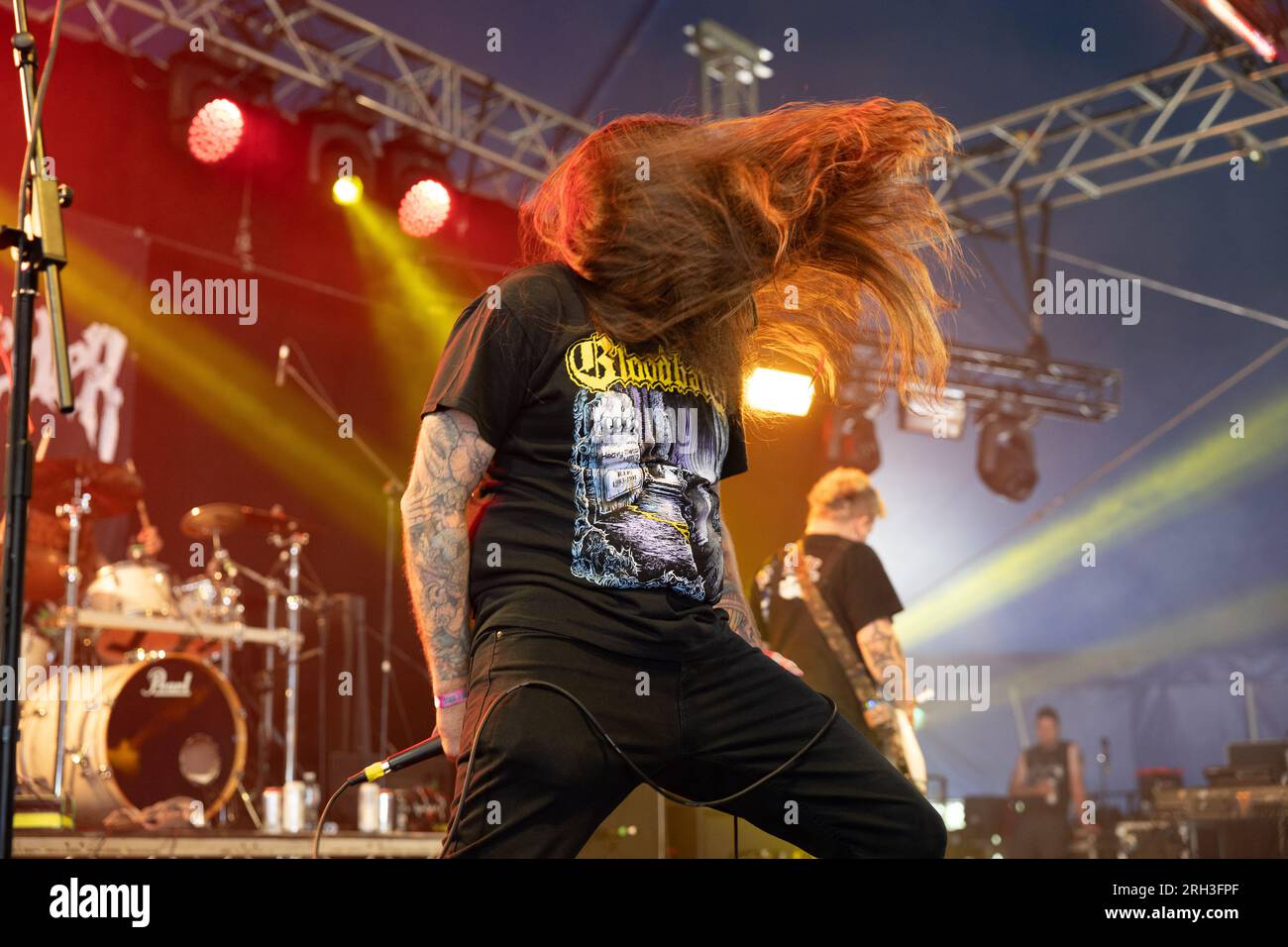 Metal 2 the masses hi-res stock photography and images - Alamy